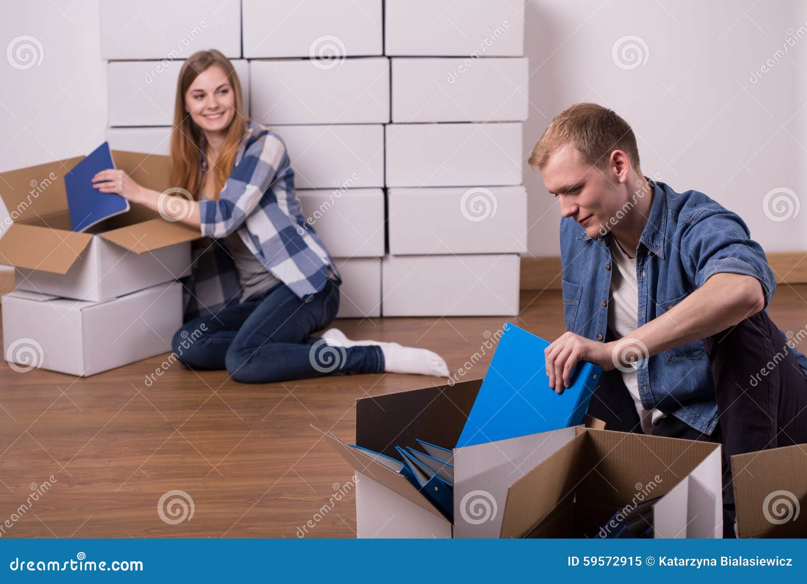 Packing Notes into the Boxes Stock Image - Image of life, apartment ...