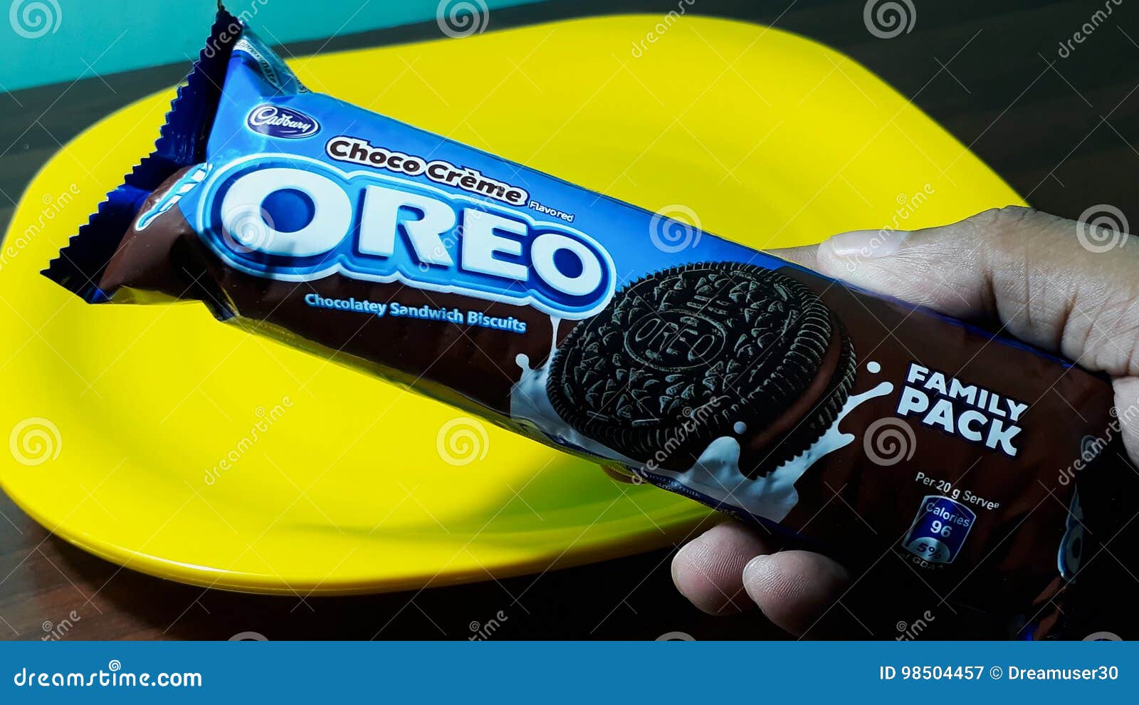 Pacote do biscoito de Oreo fotografia editorial. Imagem de pacote ...