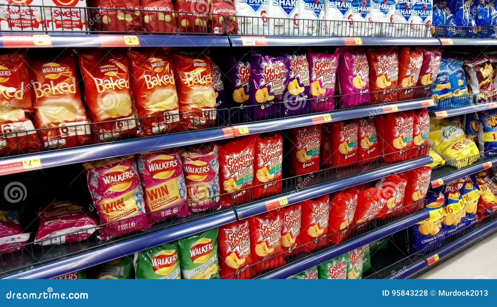 Pacotes de batatas fritas foto de stock editorial. Imagem de cebola ...