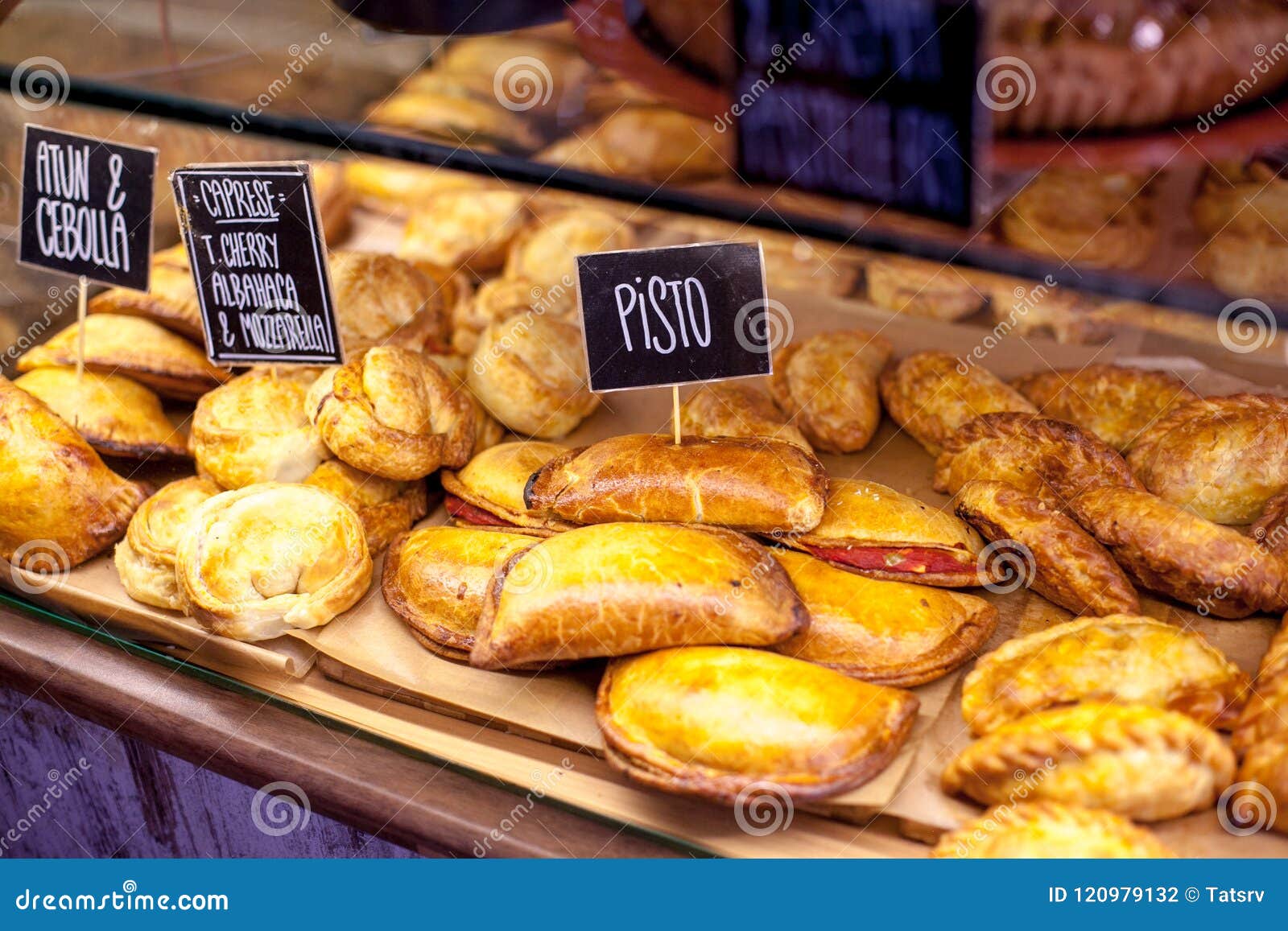 Padaria Moderna Com Tipos Diferentes Da Torta E Do Rissol Foto de Stock ...