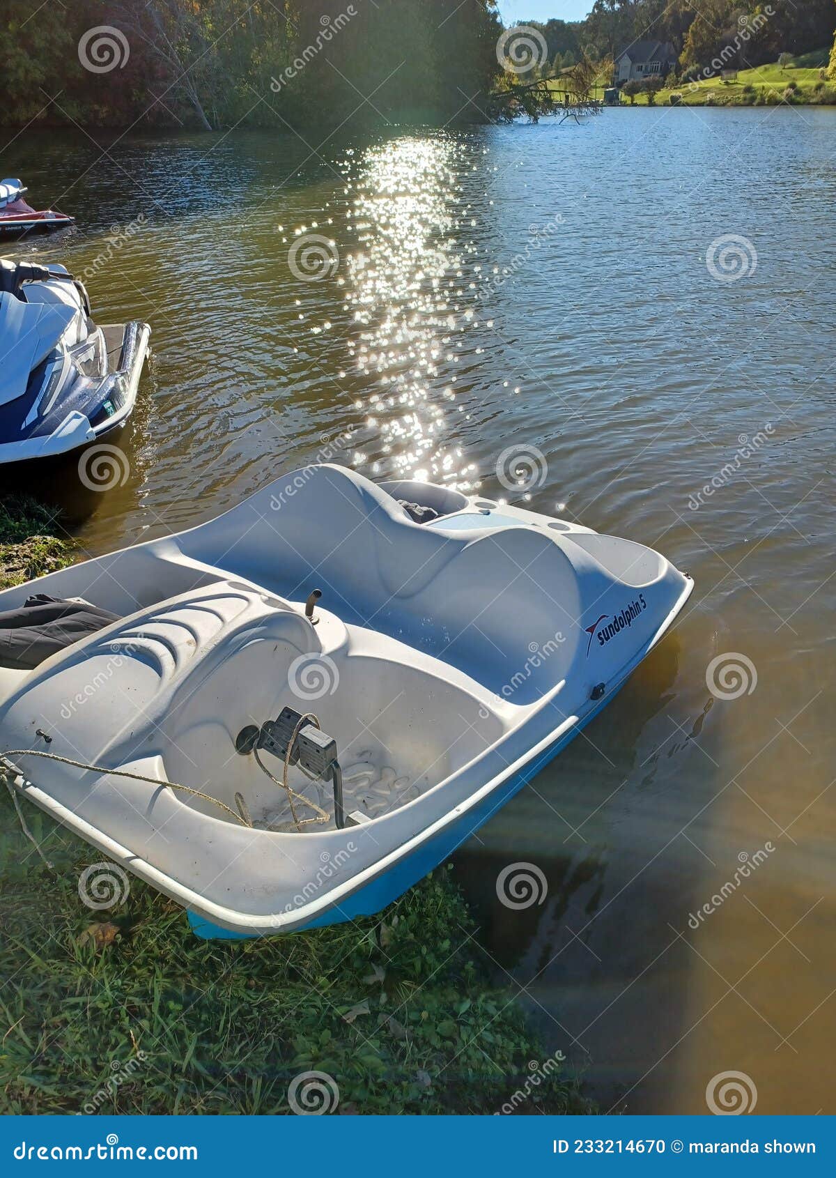 Paddle boating fun sport editorial image. Image of wave - 233214670