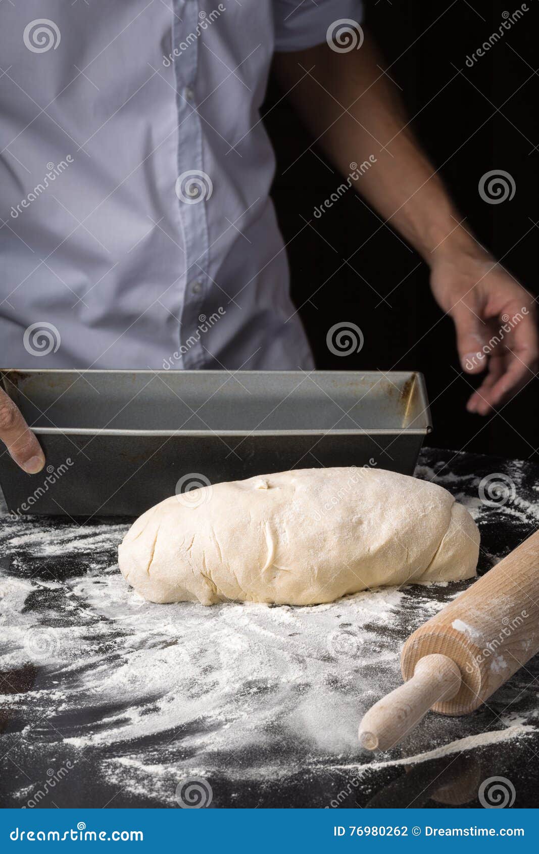 Padeiro Com Bandeja E Massa Ao Lado Do Pino Do Rolo Foto de Stock ...