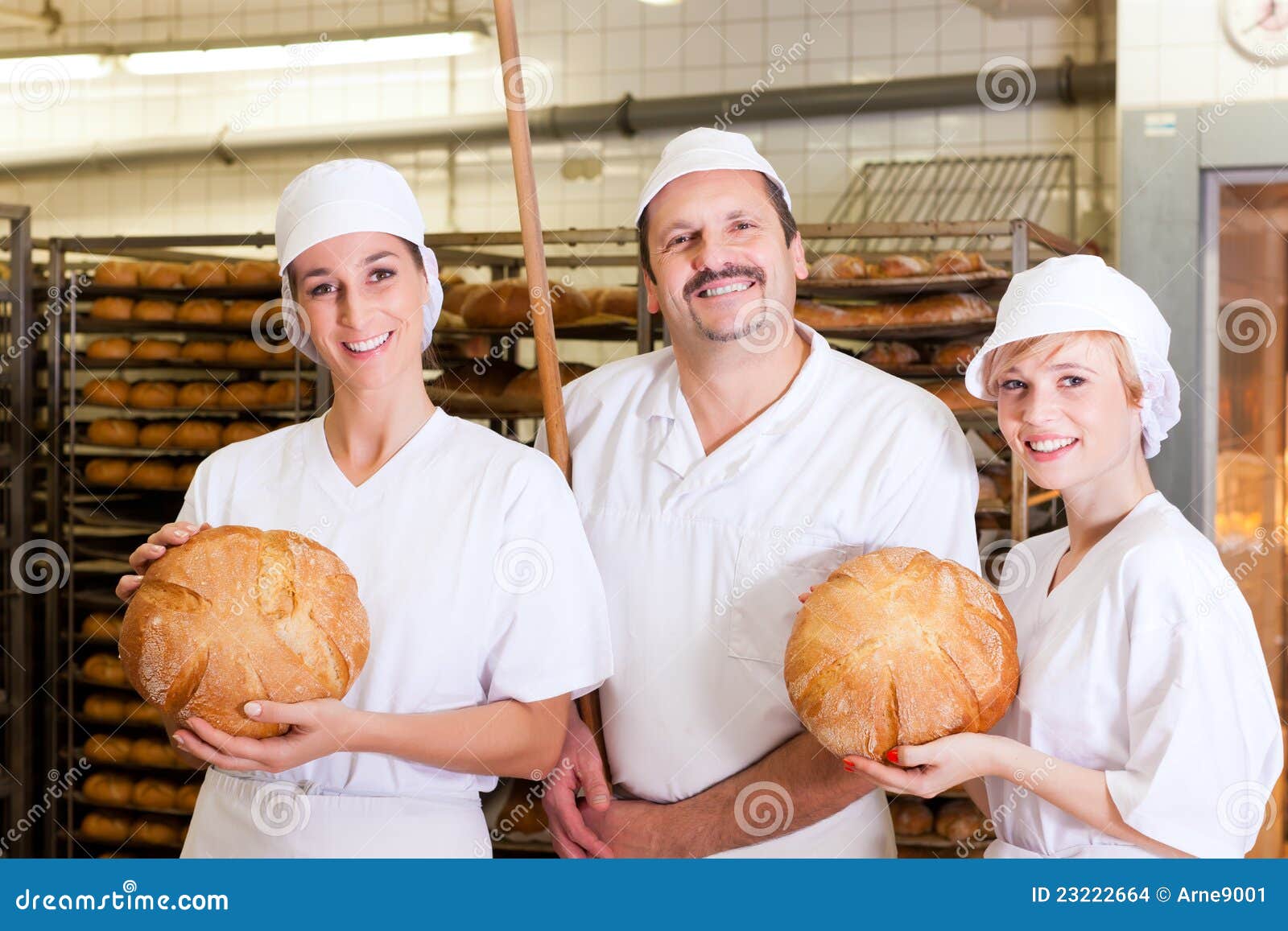 Padeiro Com Sua Equipe Na Padaria Foto de Stock - Imagem de produtos ...