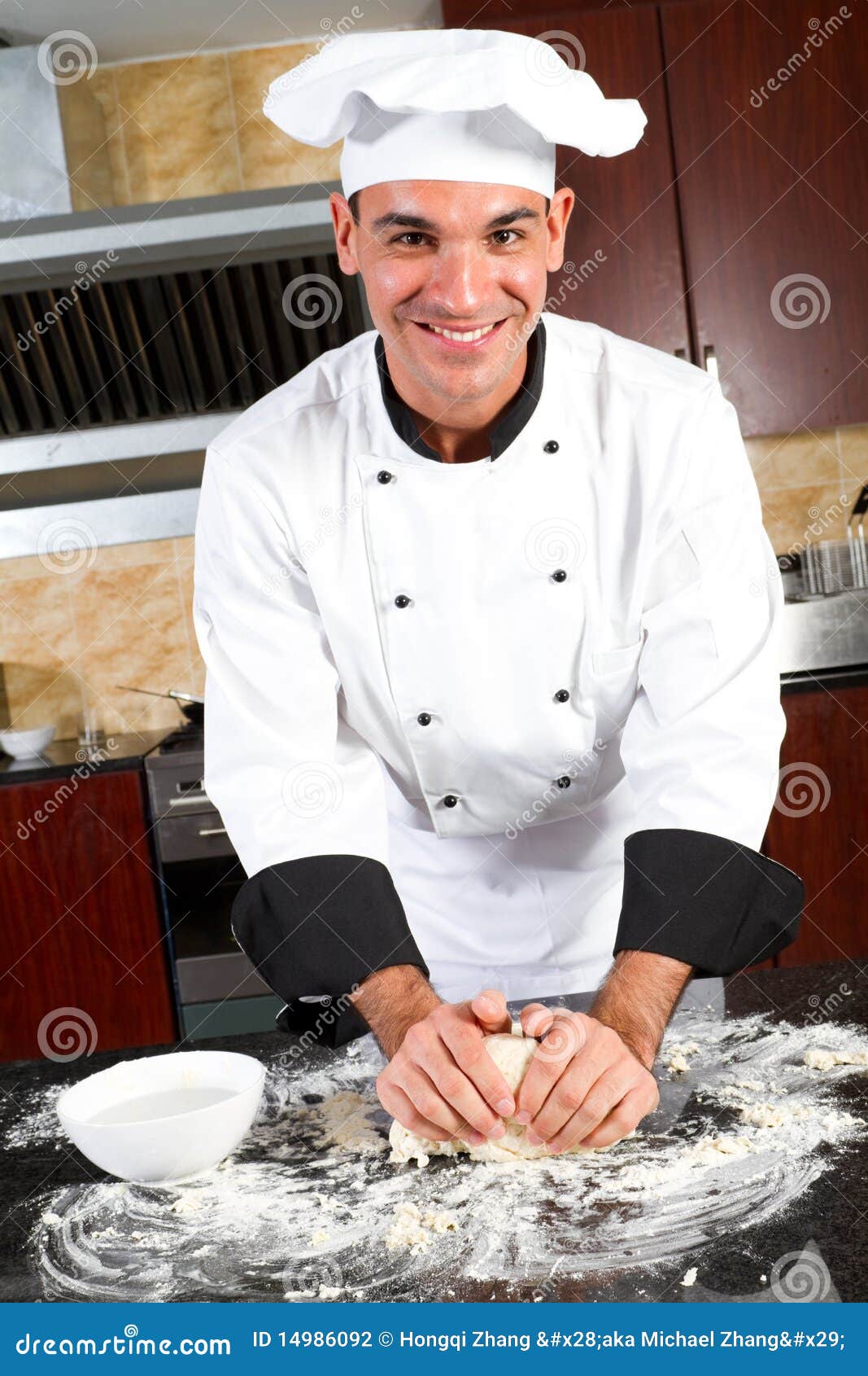 Padeiro feliz foto de stock. Imagem de macho, mesa, torta - 14986092