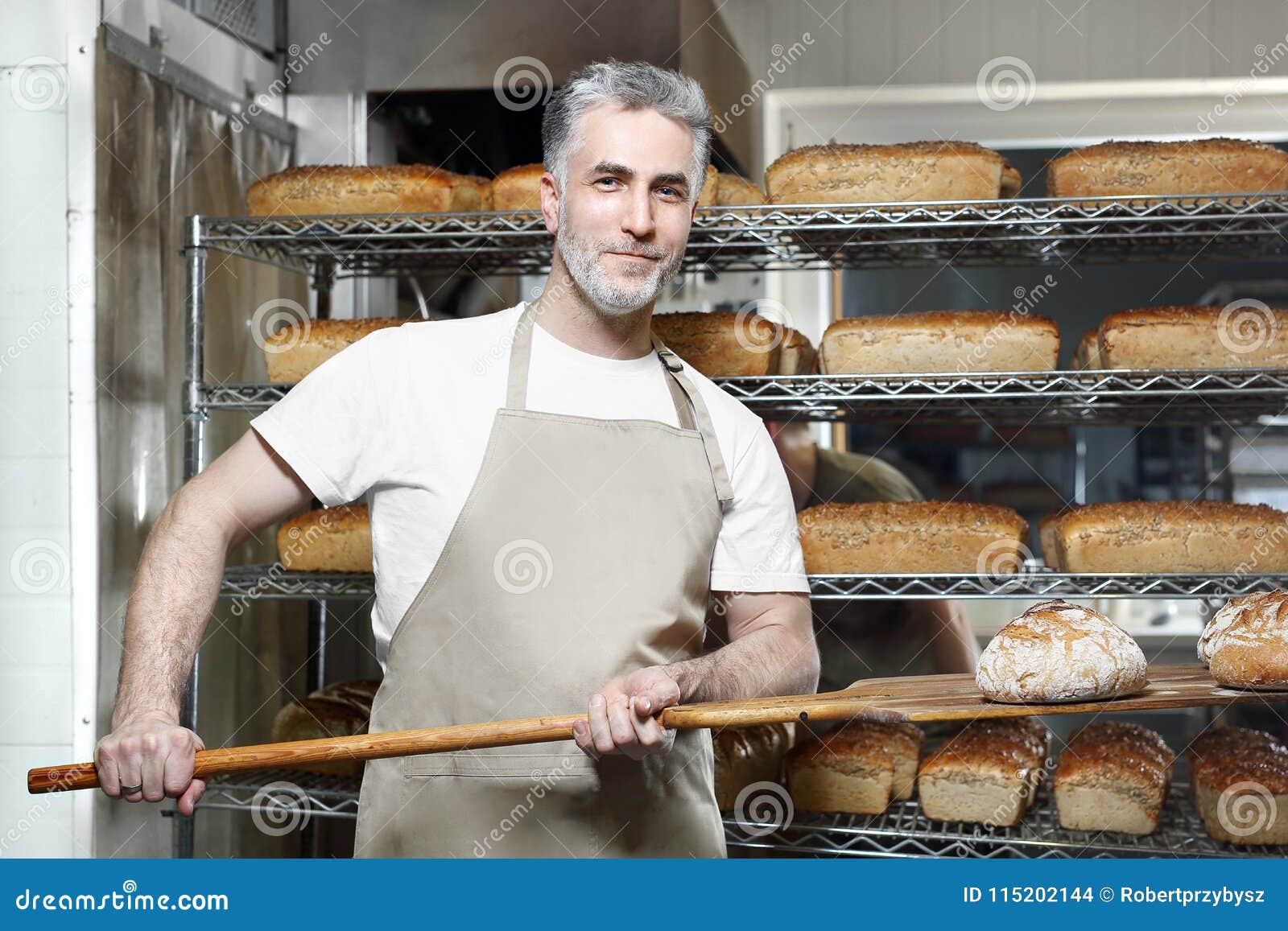 Padeiro na padaria foto de stock. Imagem de artesanal - 115202144