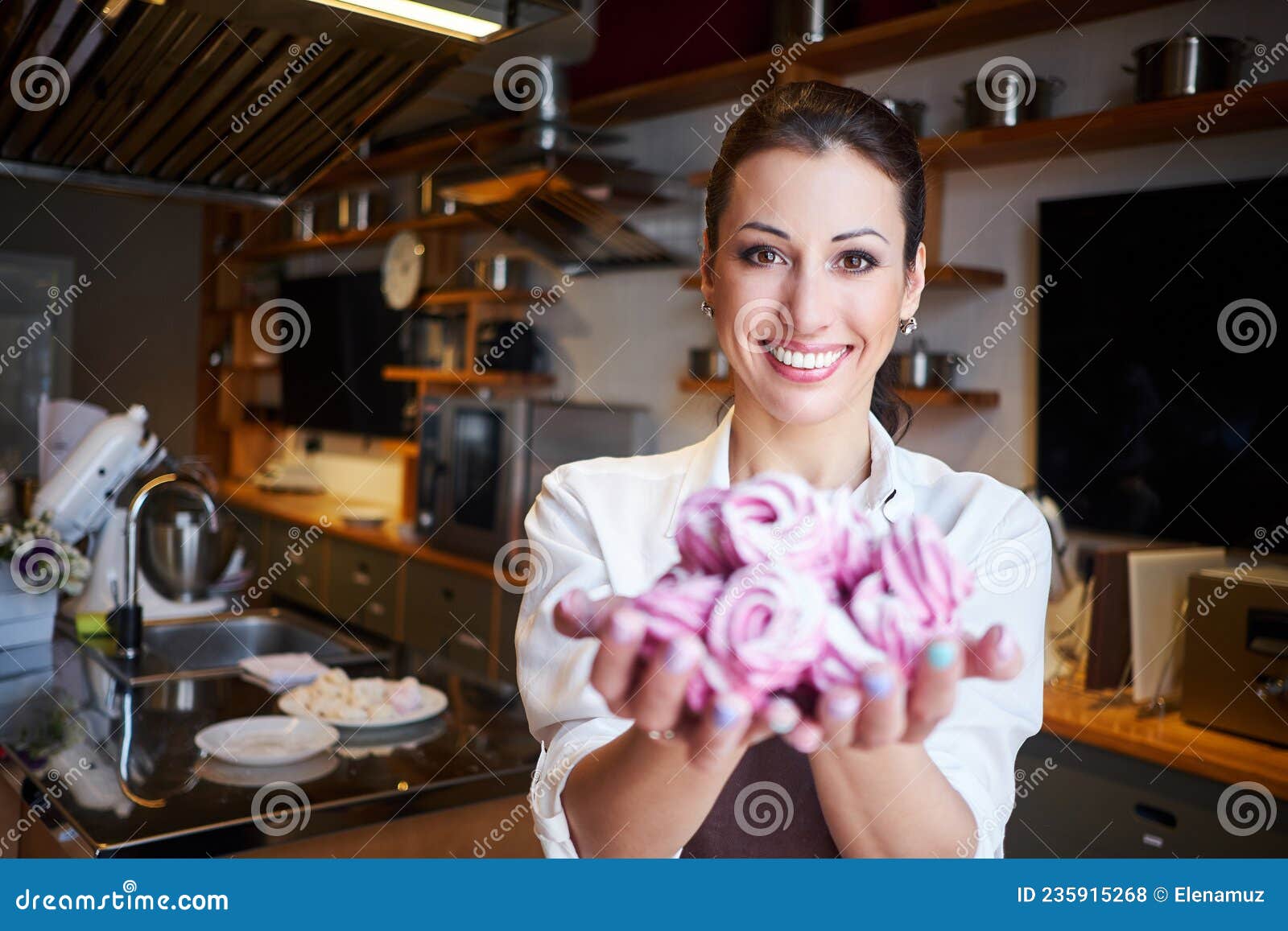 Padeiro Ou Pasteleiro Com Sobremesa Marshmallow Em Padaria Foto de ...
