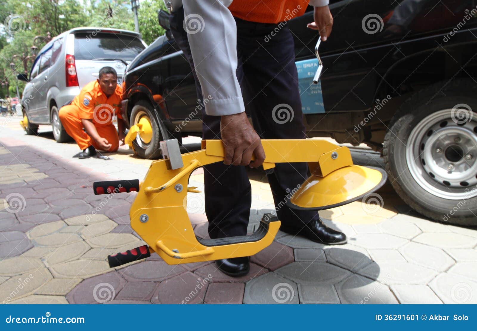 Padlock automobile tire editorial photo. Image of lock - 36291601