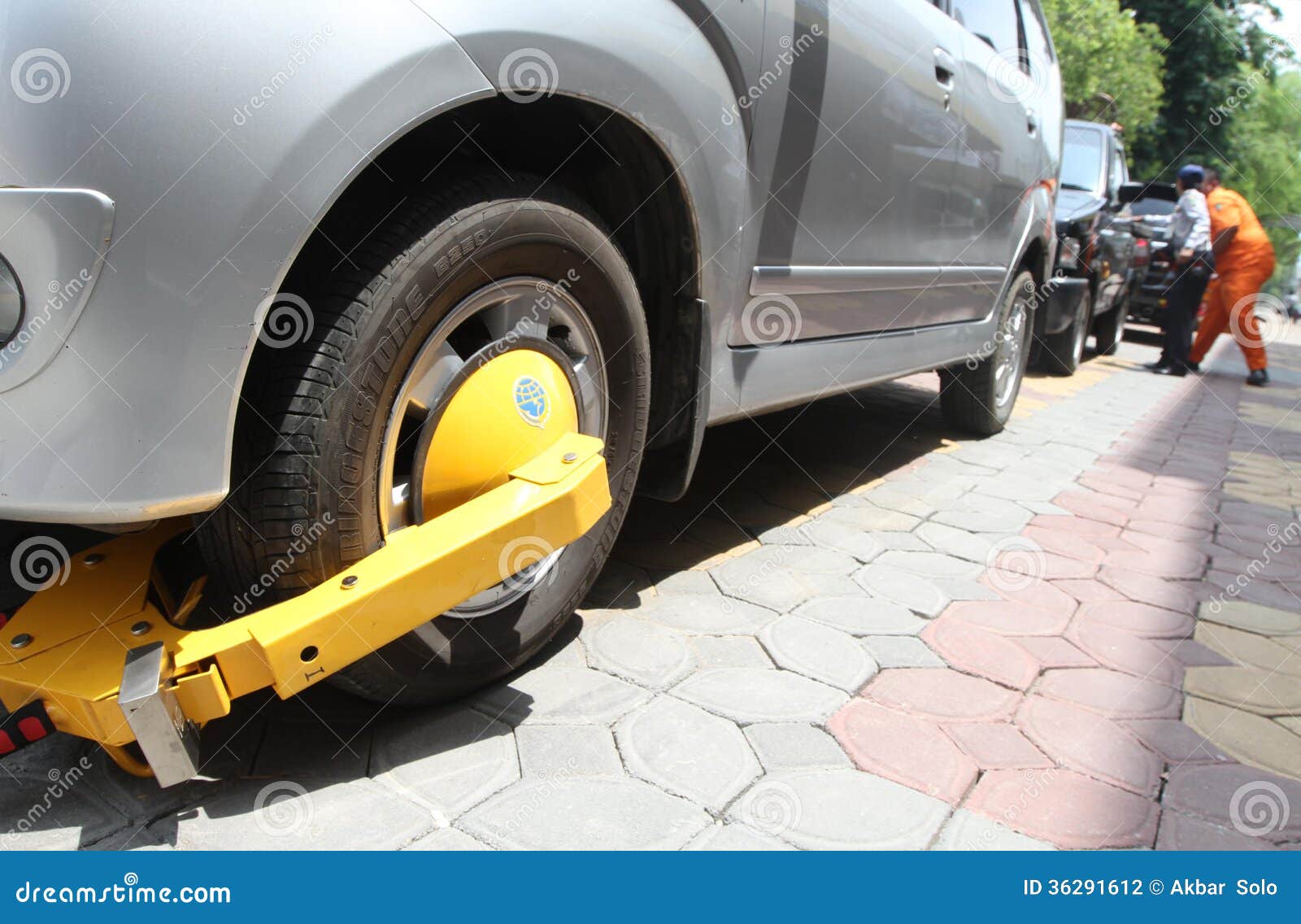 Padlock automobile tire editorial photography. Image of tire - 36291612