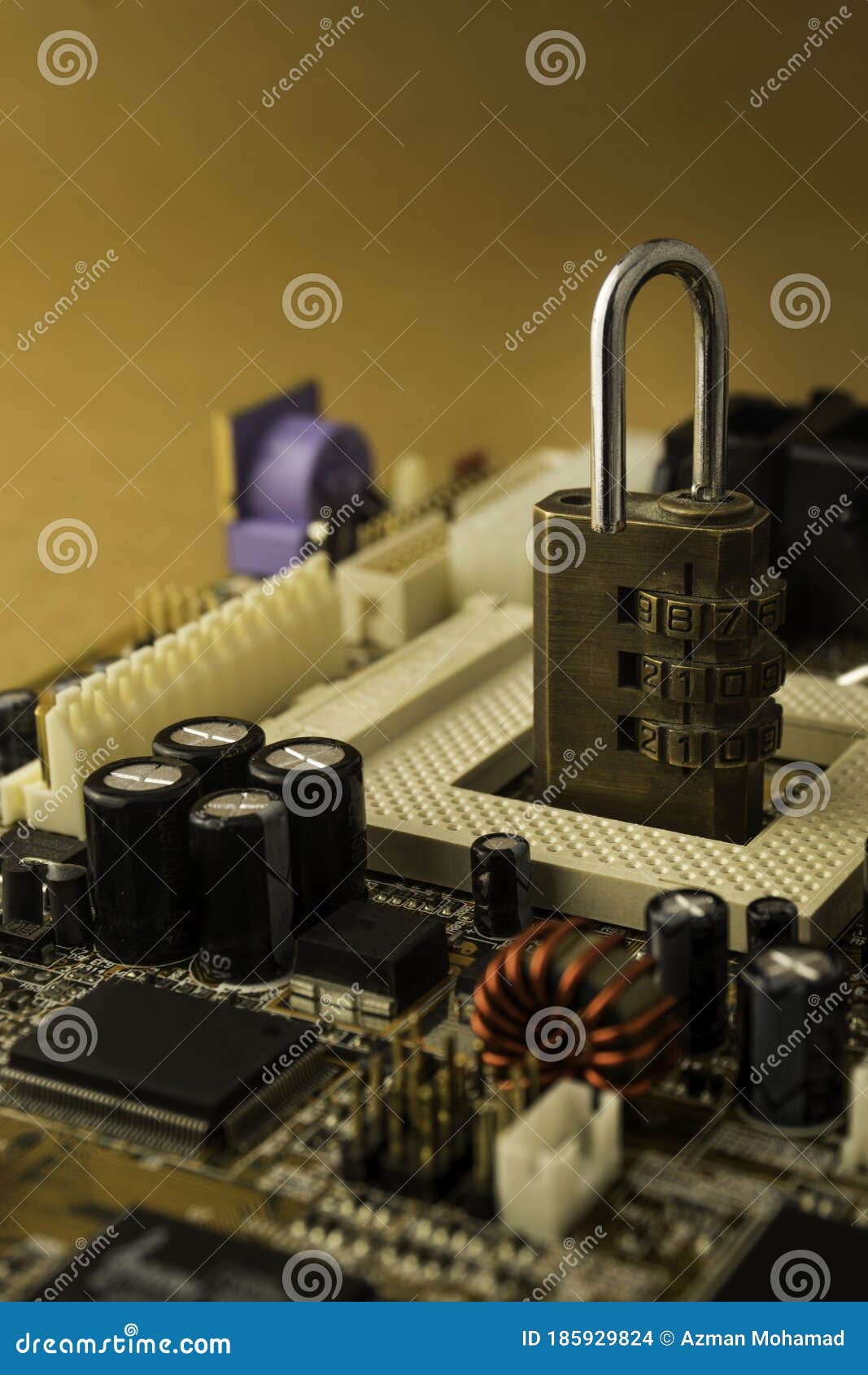 Padlock Op Pc - Mainboard Die Computercyberbeveiliging Symboliseert ...