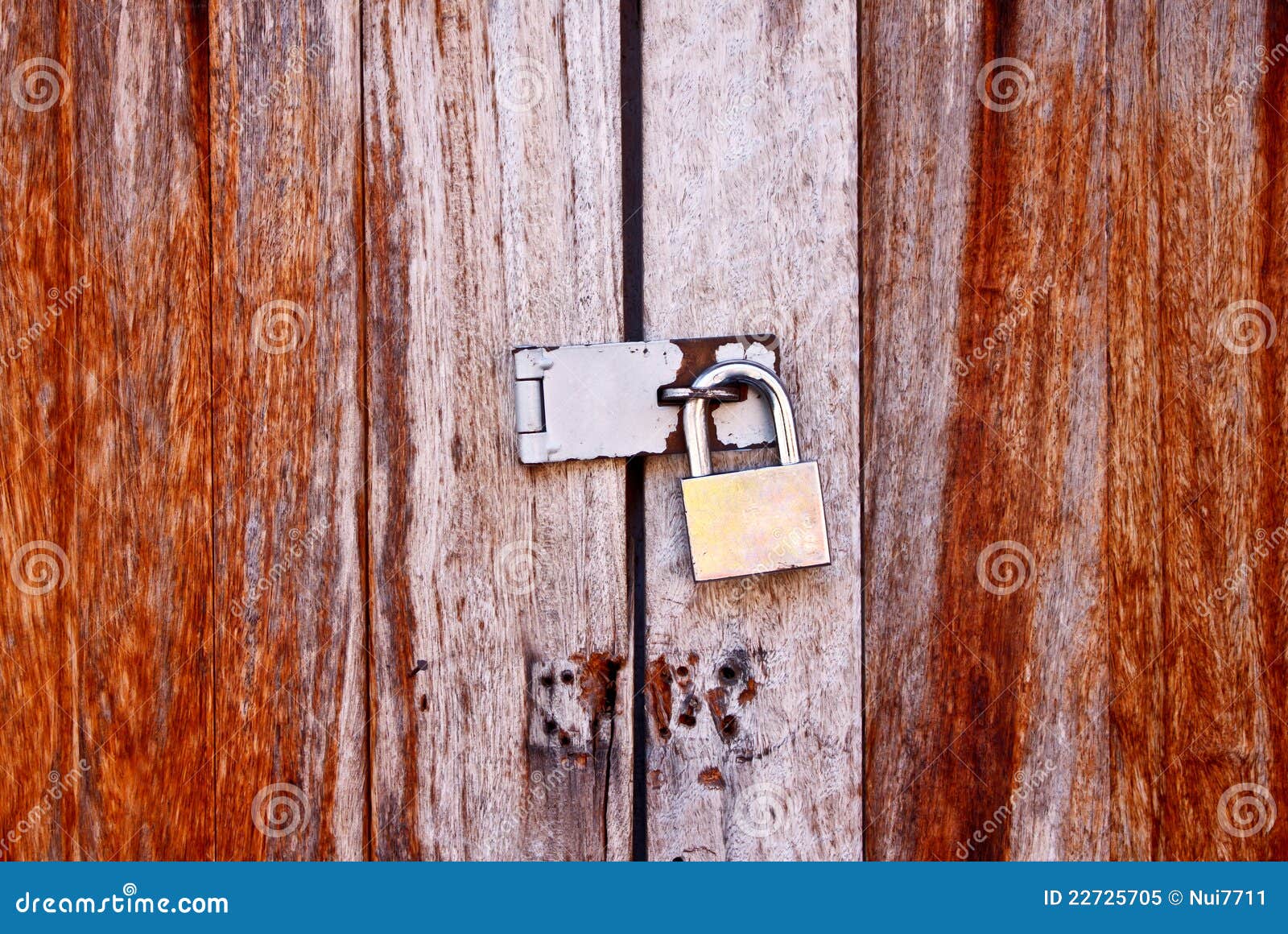 Padlock on the wooden door stock image. Image of pattern - 22725705