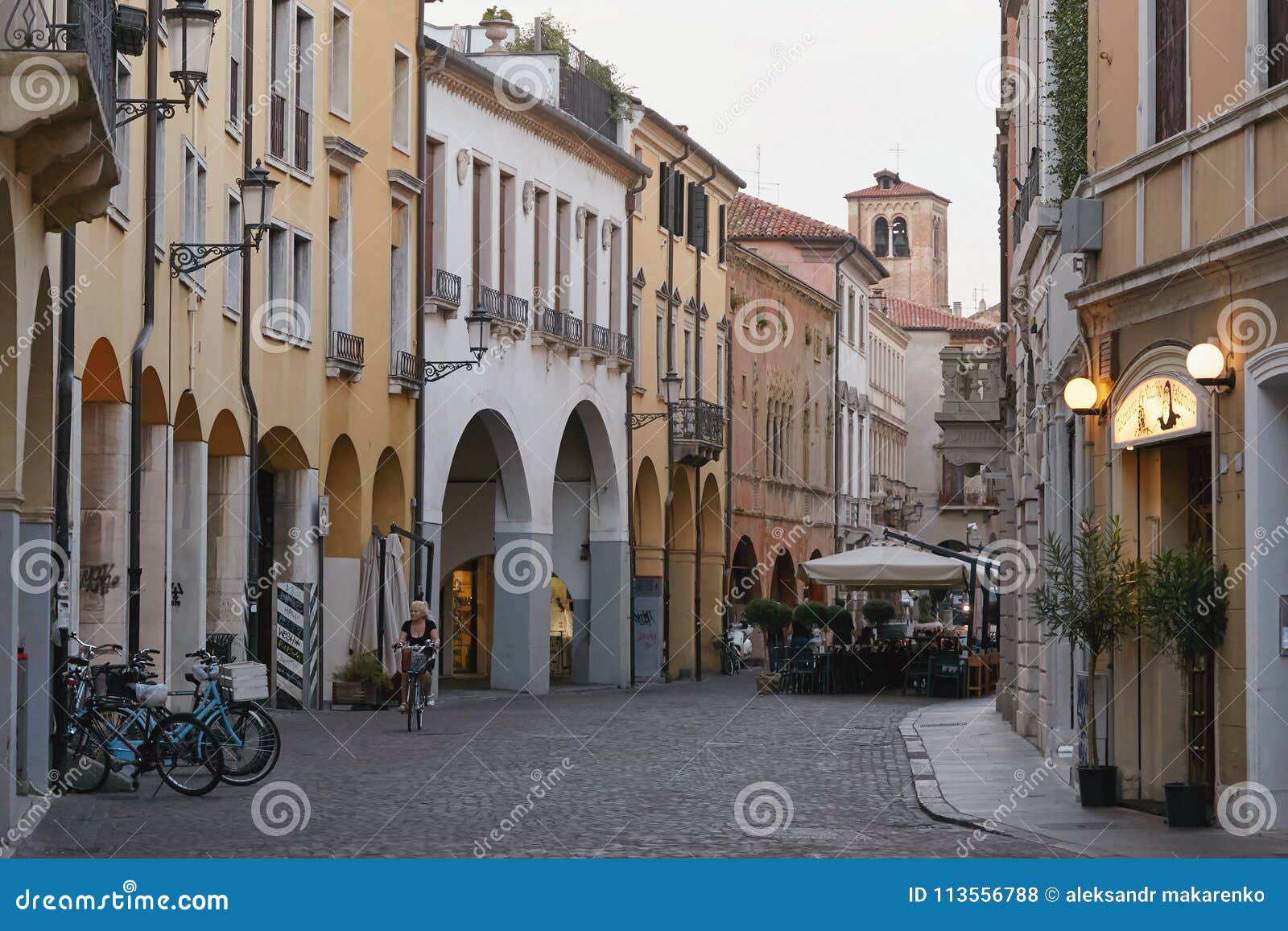 Padova, Italia - 24 Agosto 2017: Via in Un Centro Di Padova, Italia ...