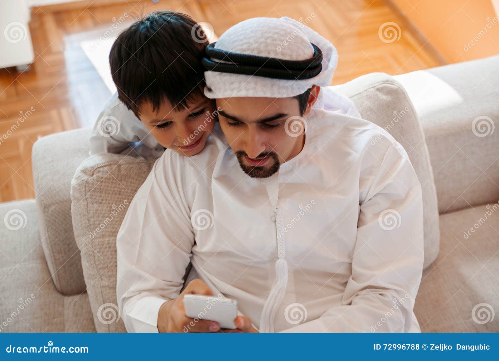 Padre arabo and Son fotografia stock. Immagine di carino - 72996788
