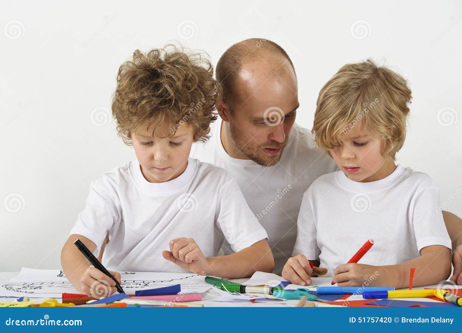 Padre Che Insegna Ai Suoi Bambini Fotografia Stock - Immagine di ... Padre Che Insegna Ai Suoi Bambini Fotografia Stock - Immagine di ...