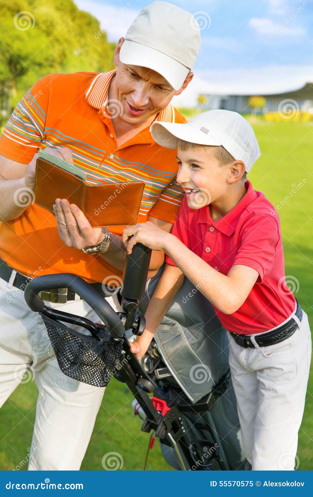 Padre Con El Hijo En El Golf Imagen de archivo - Imagen de activo ...