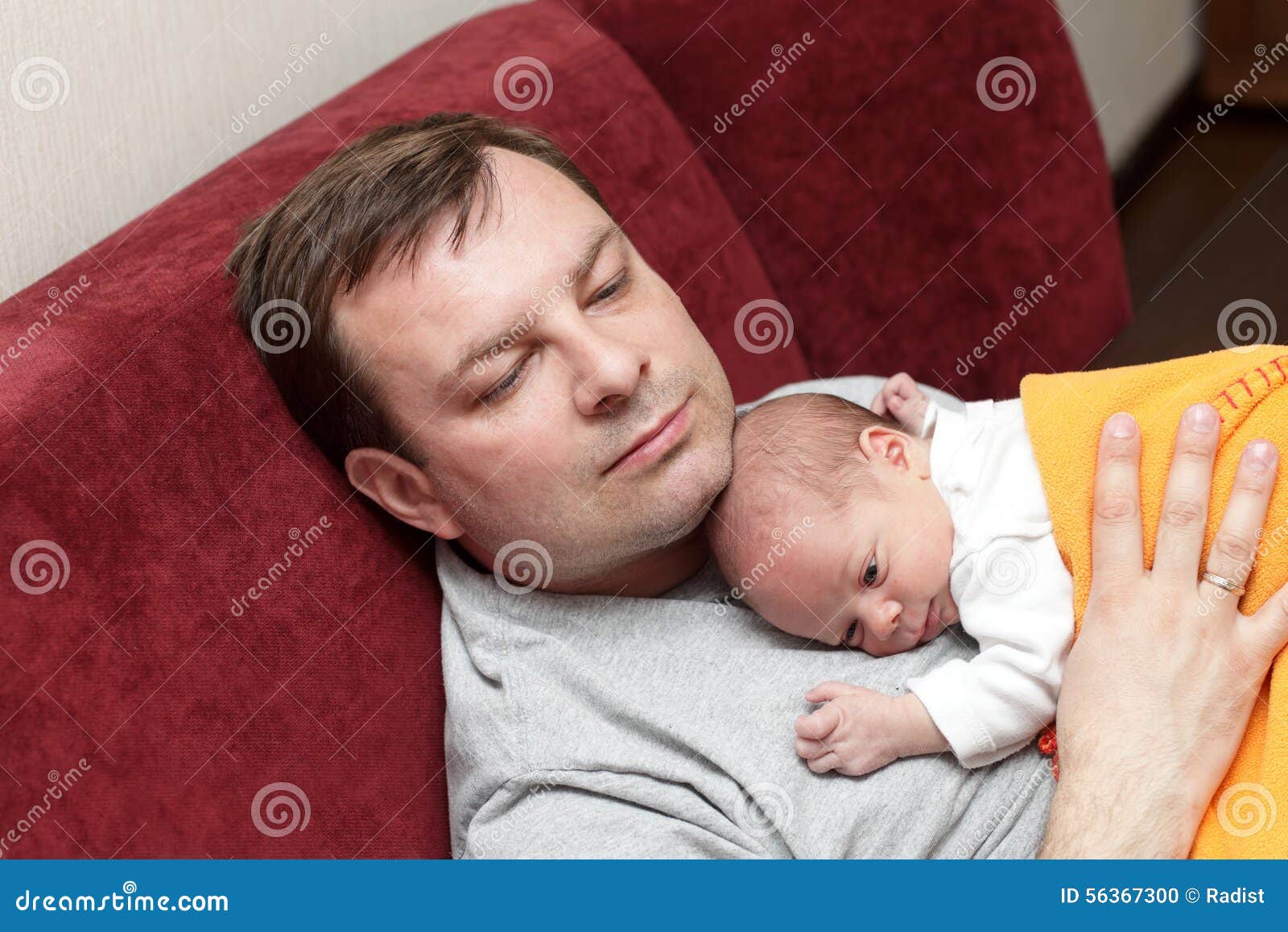 Padre con su bebé foto de archivo. Imagen de lifestyle - 56367300