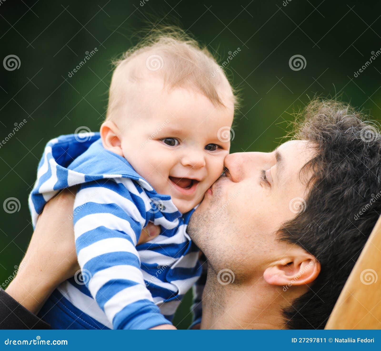 Padre con su hijo imagen de archivo. Imagen de lifestyle - 27297811
