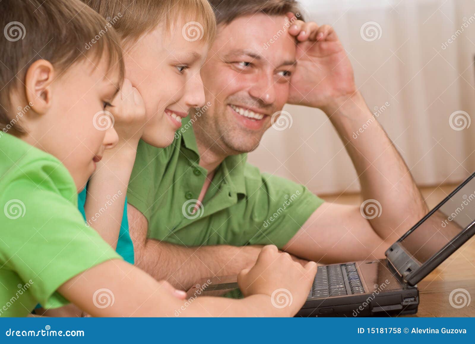 Padre Con Sus Hijos Imagen. Imagen: 15181758