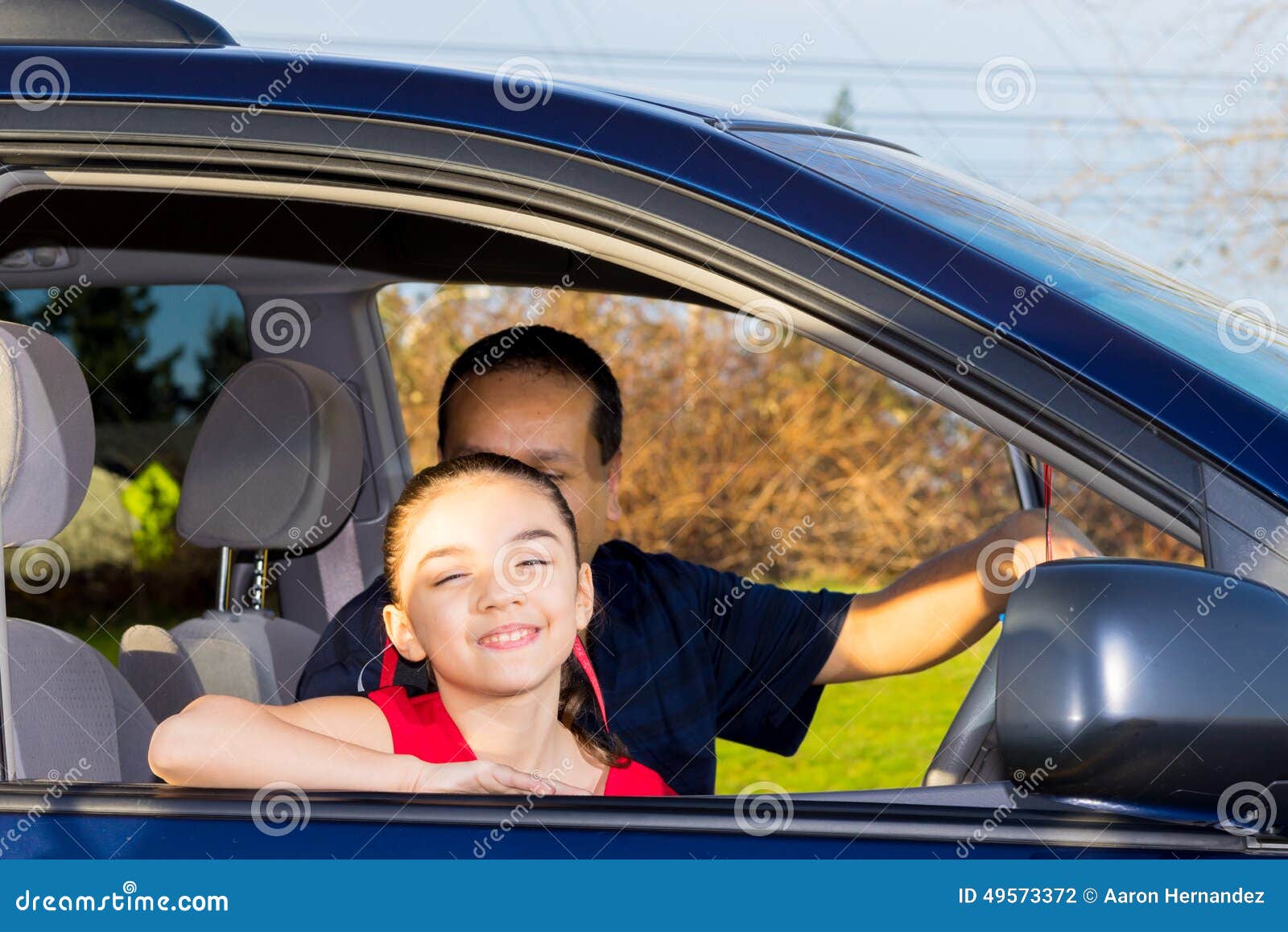 Padre and Daughter Sitting En Mini Van Foto de archivo - Imagen de ...