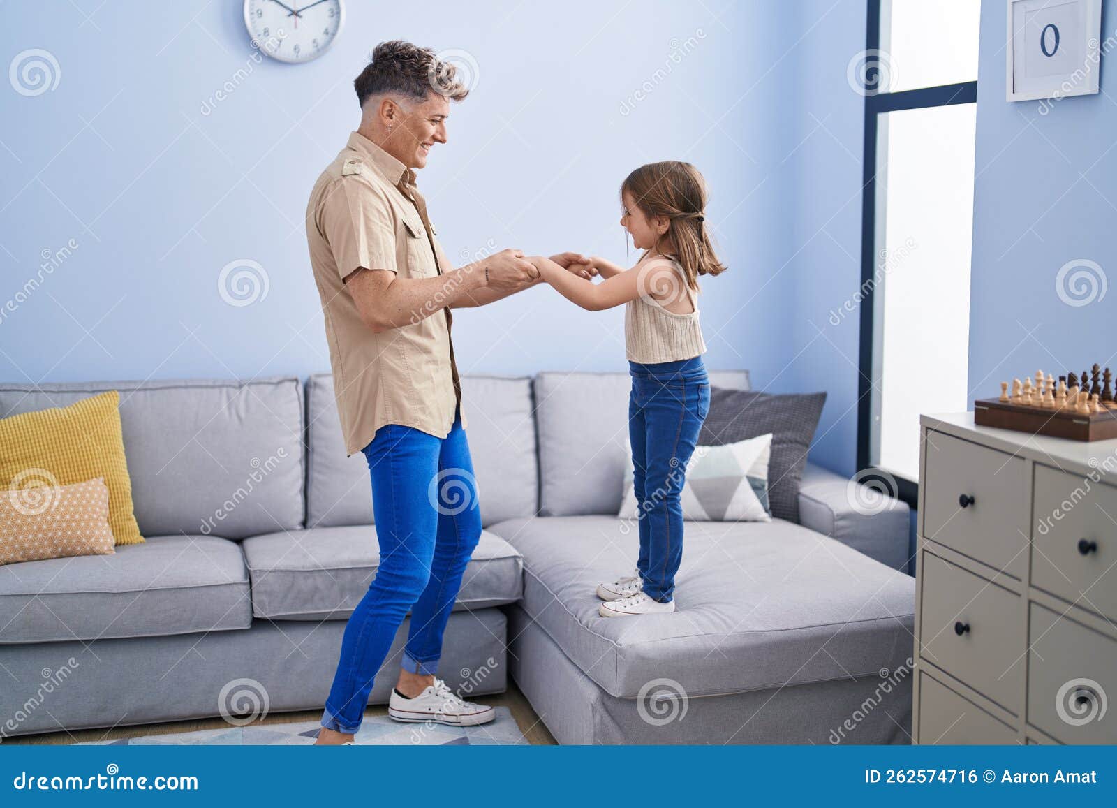 Padre E Hija Padre E Hija Bailando En Casa Foto de archivo - Imagen de ...