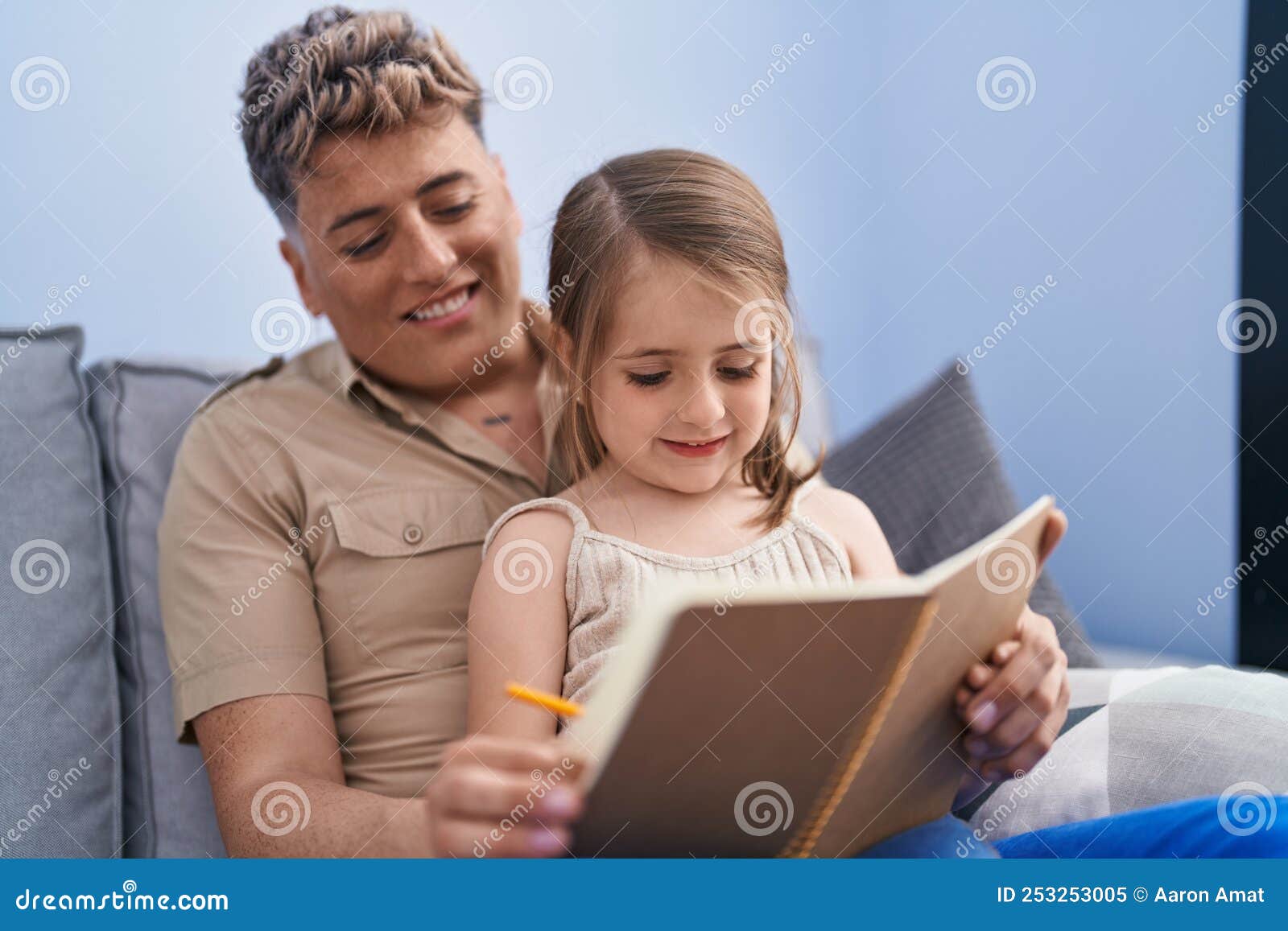 Padre E Hija Padre E Hija Escribiendo En Casa Imagen de archivo - Imagen de feliz, fresco: 253253005
