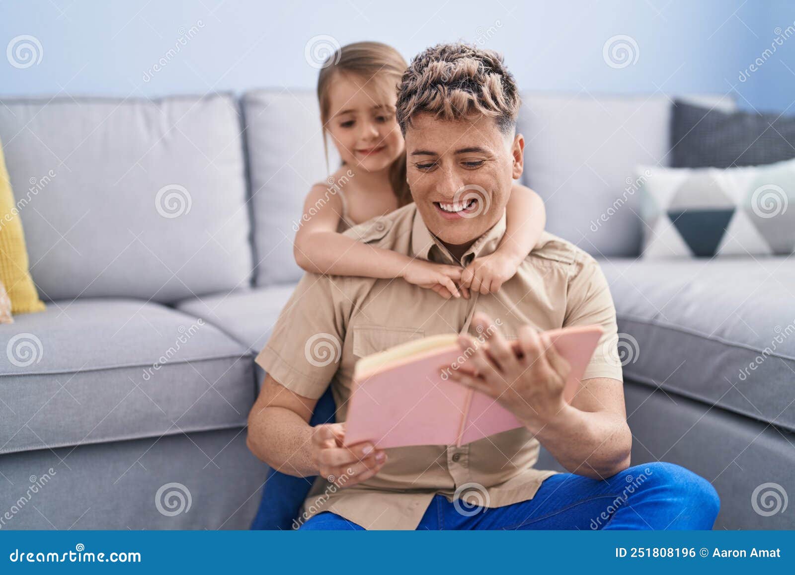 Padre E Hija Padre E Hija Leyendo Libro En Casa Foto de archivo ...