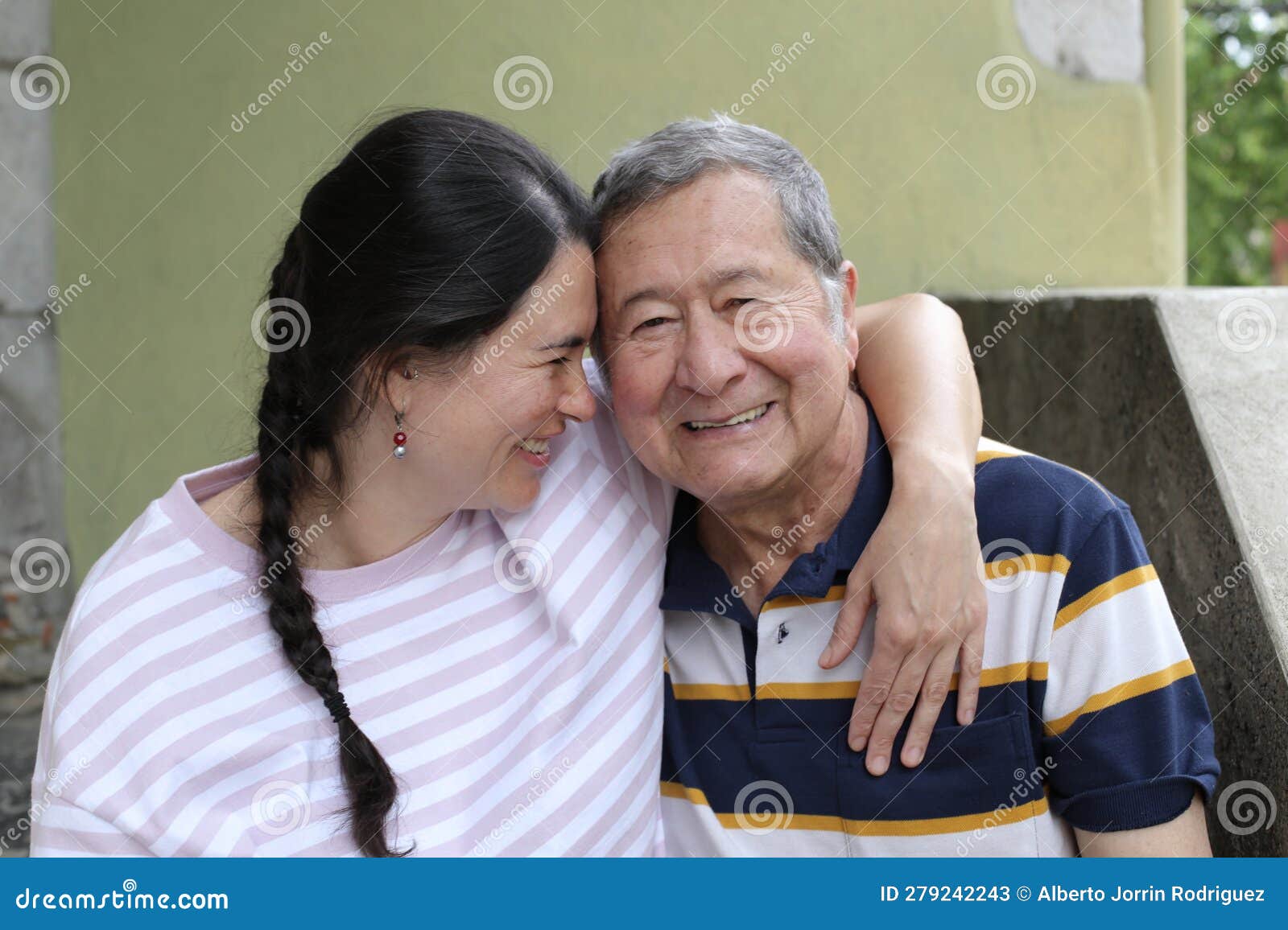 Padre E Hija Sonriendo Juntos Imagen de archivo - Imagen de abuelo ...