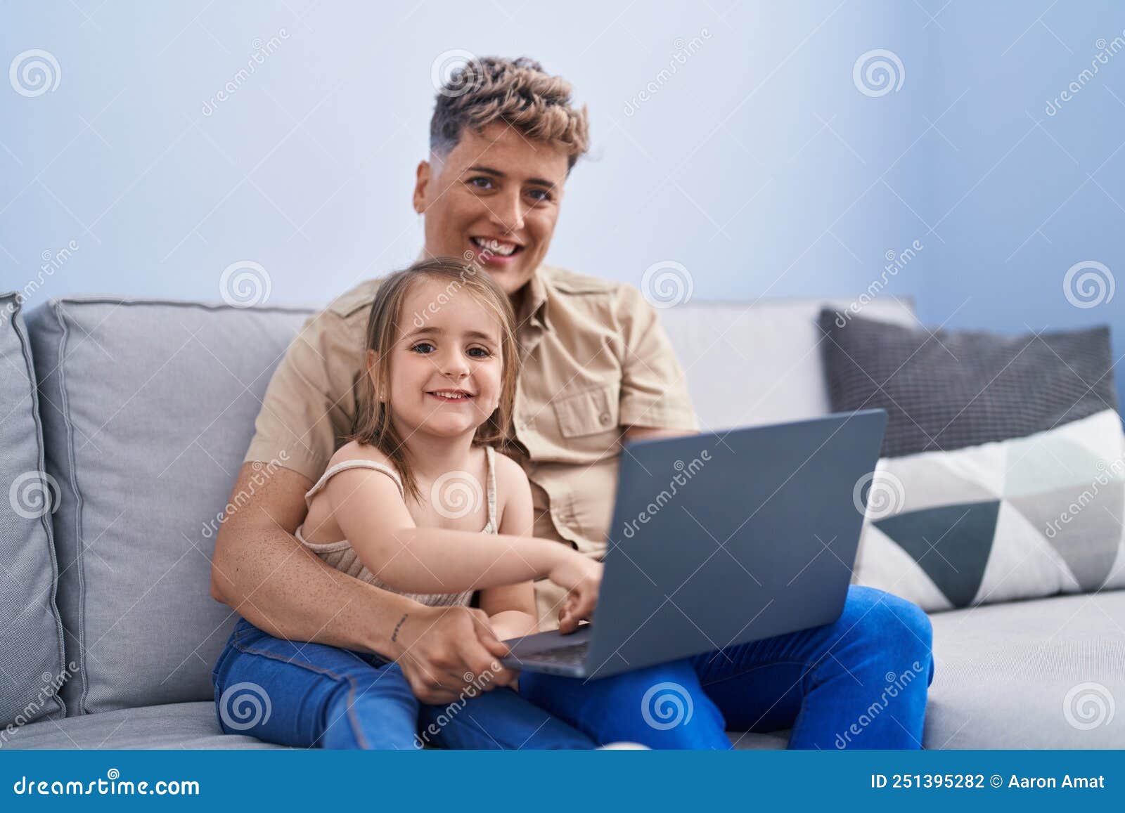 Padre E Hija Padre E Hija Usando Laptop En Casa Foto de archivo ...