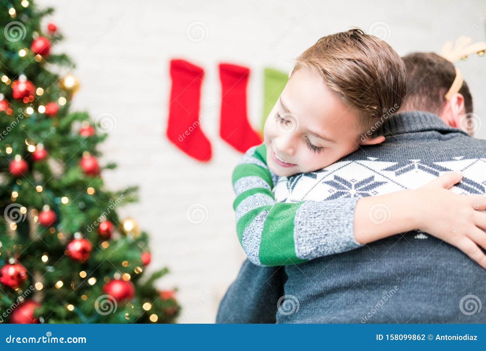 Padre E Hijo Compartiendo Amor En Casa Foto de archivo - Imagen de hijo ...