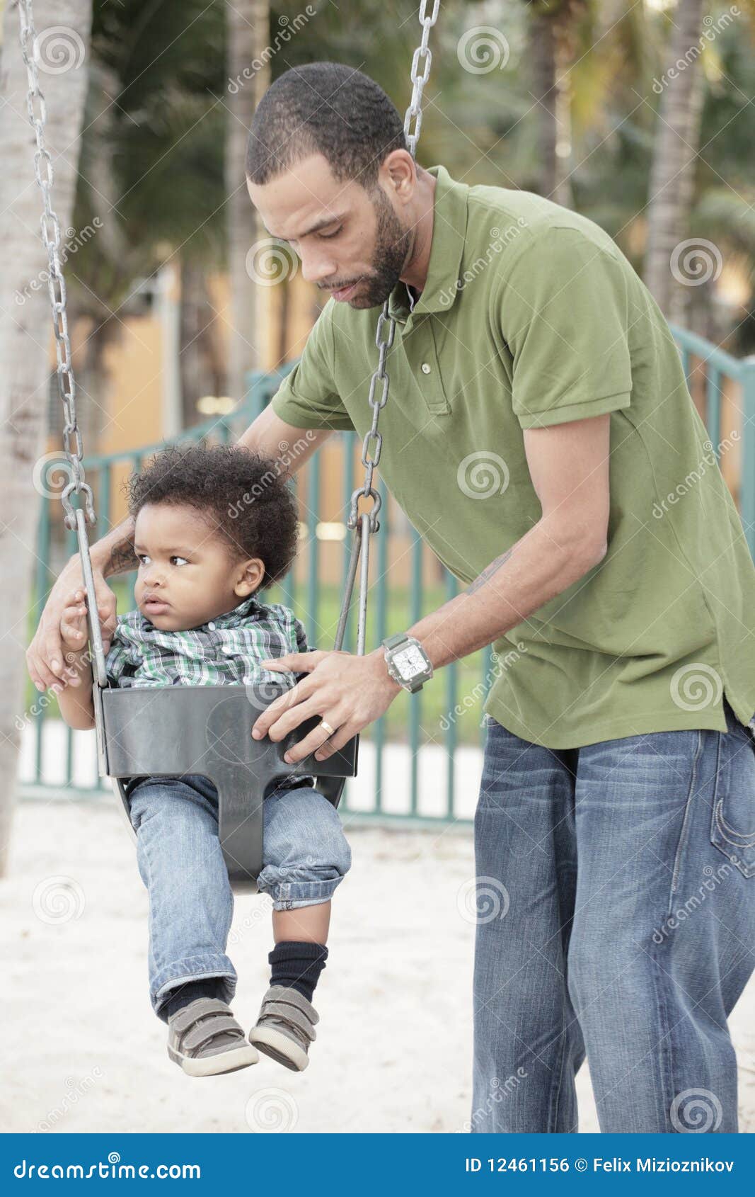 Padre e hijo en el parque foto de archivo. Imagen de joven - 12461156