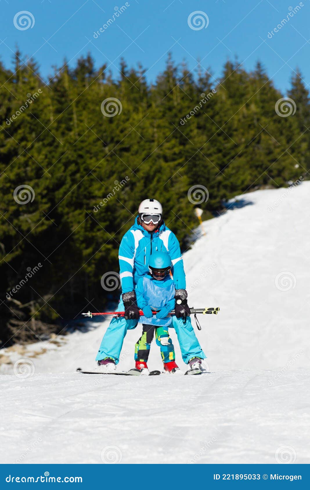 Padre E Hijo Esquiando Juntos Imagen de archivo - Imagen de azul ...