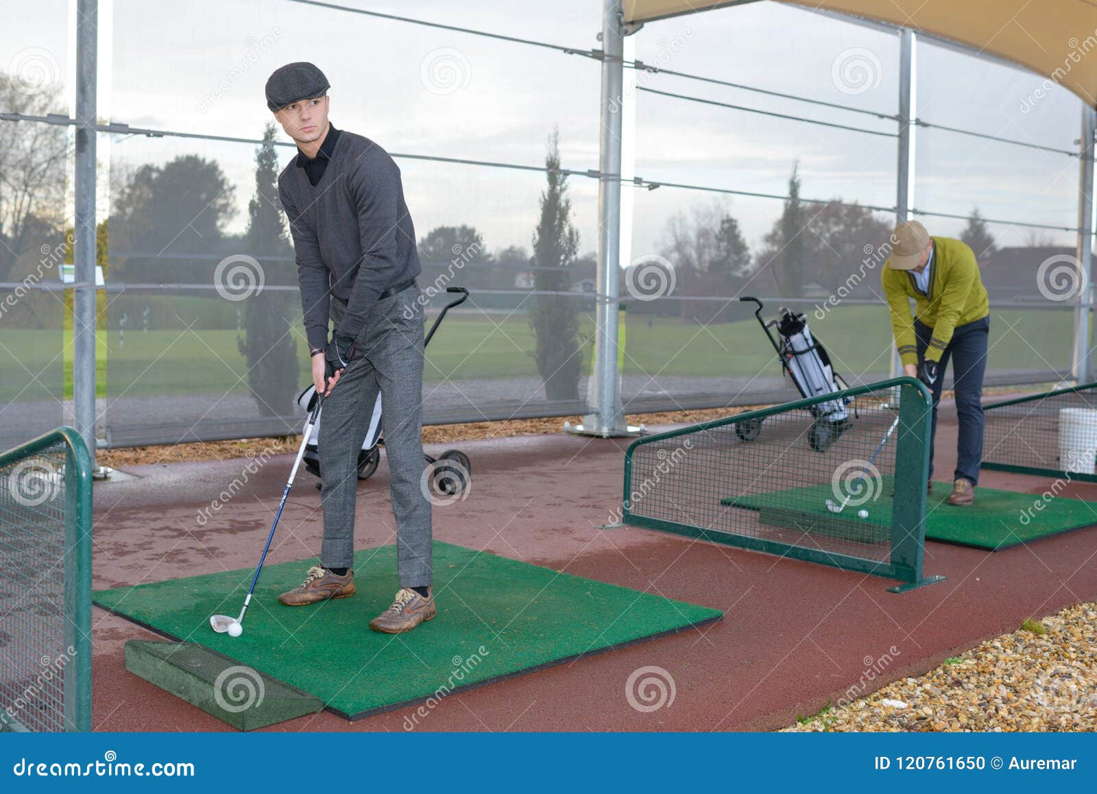 Padre E Hijo Que Juegan a Golf Dentro Foto de archivo - Imagen de ...