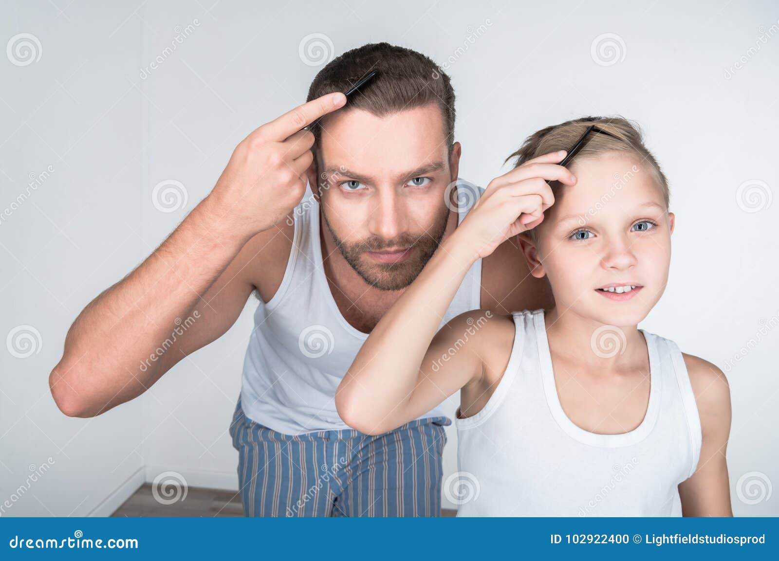 Padre E Hijo Que Peinan El Pelo Foto de archivo - Imagen de adulto ...