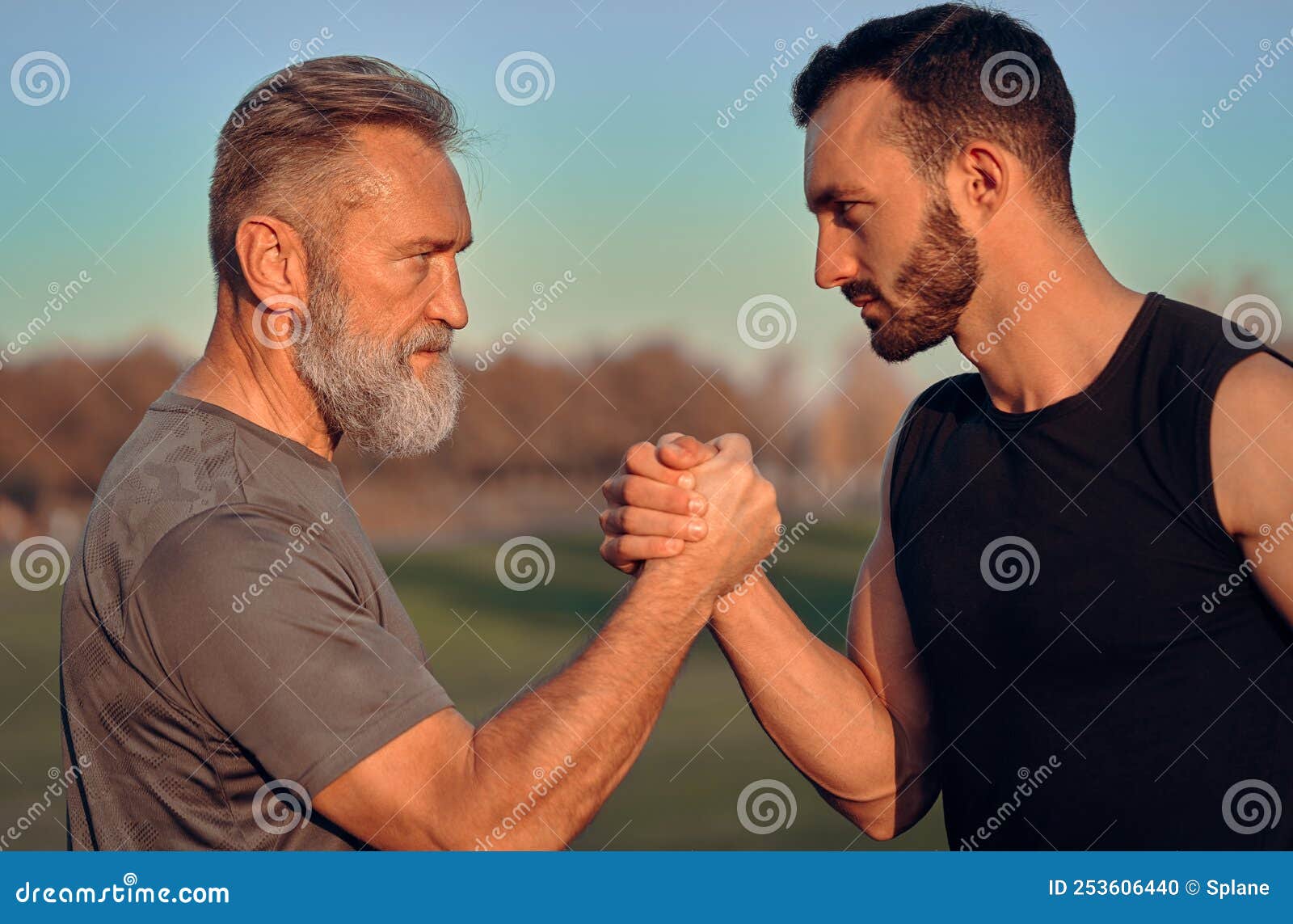 Padre E Hijo Tomados De La Mano. Foto de archivo - Imagen de argumento ...