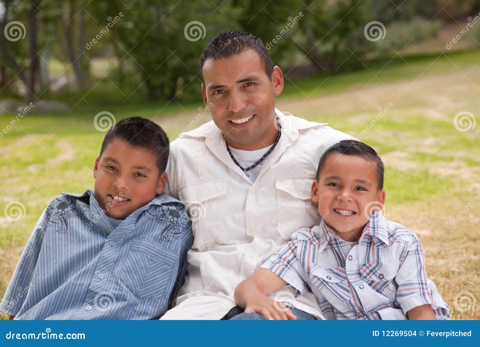 Padre E Hijos Hispánicos En El Parque Foto de archivo - Imagen de ...