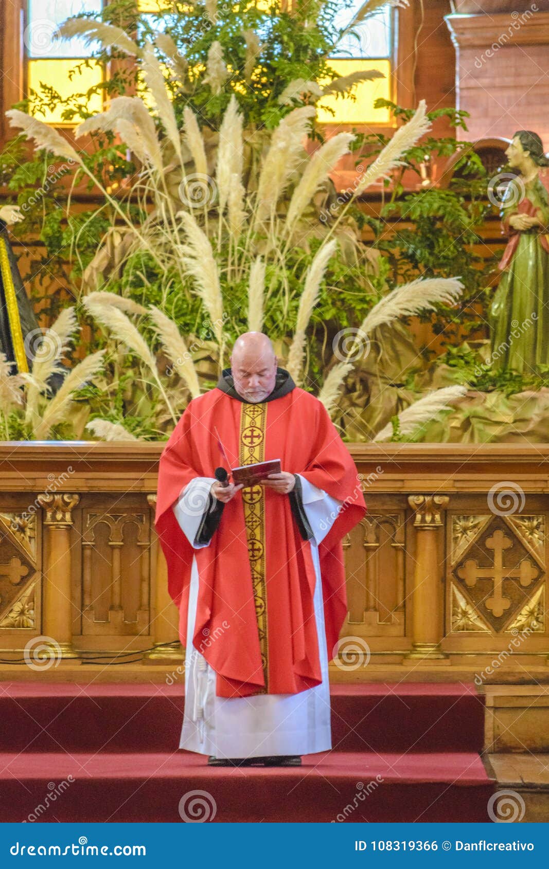 Padre Giving a massa foto editorial. Imagem de igreja - 108319366