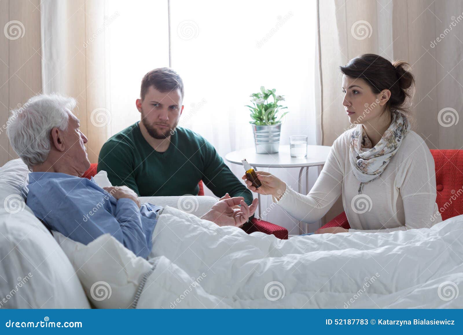 Padre Terminal Enfermo En Casa Imagen de archivo - Imagen de mayor ...