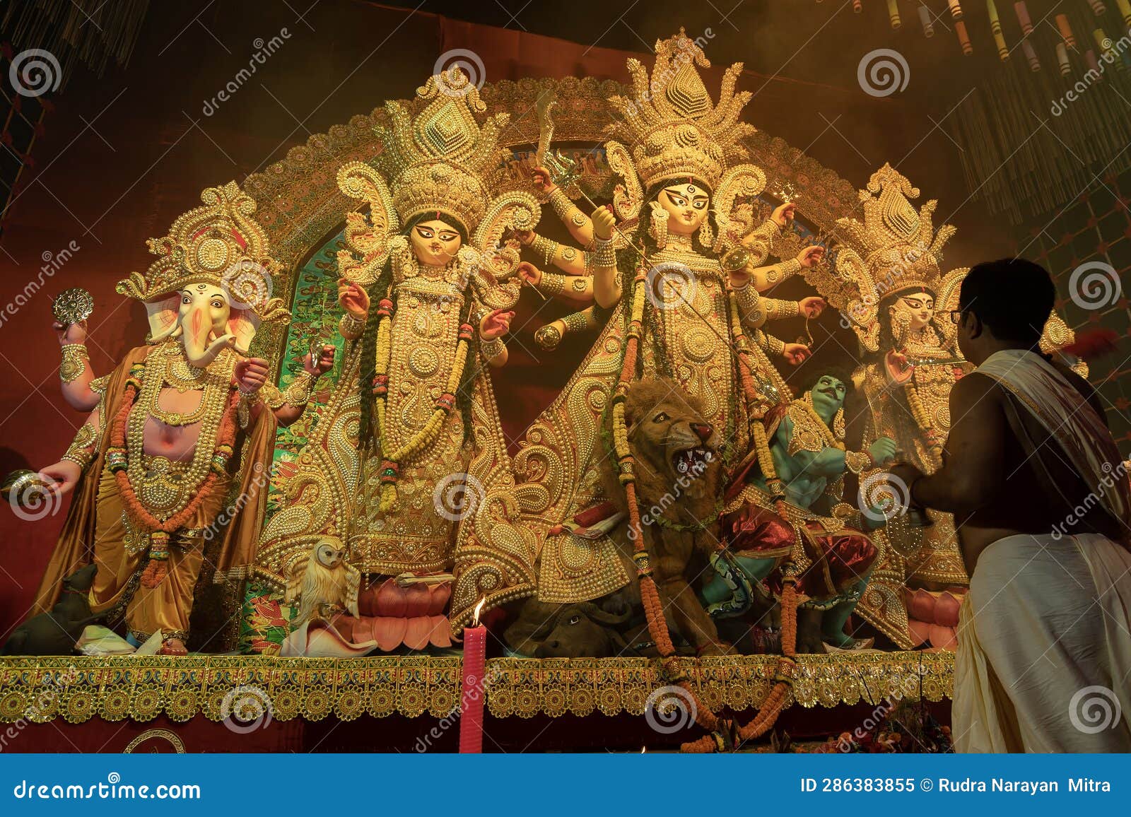 Padres Hindus Adorando Deusa Durga Com Mulheres Bengali Tradicionais