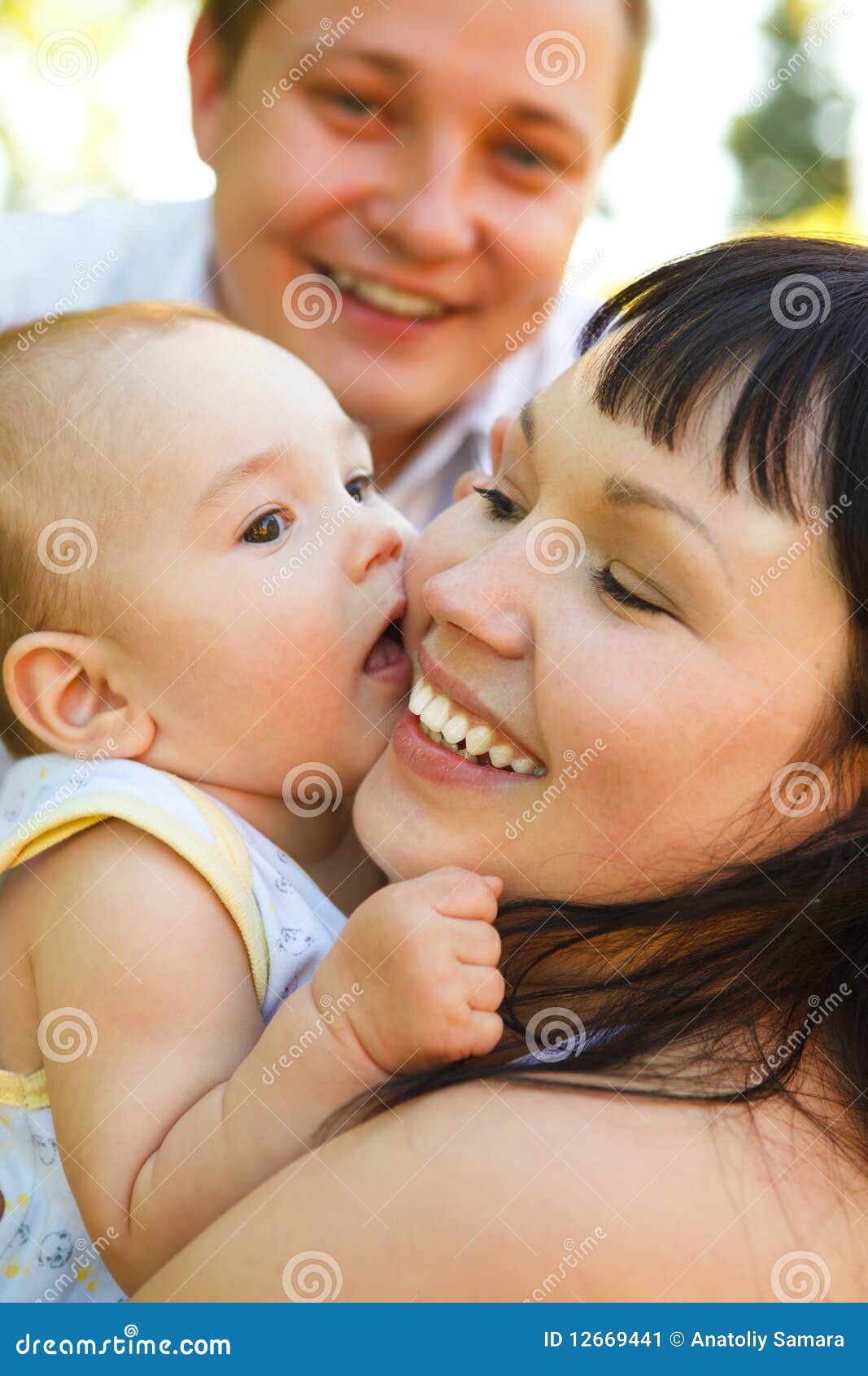 Padres jovenes con el bebé imagen de archivo. Imagen de atractivo ...