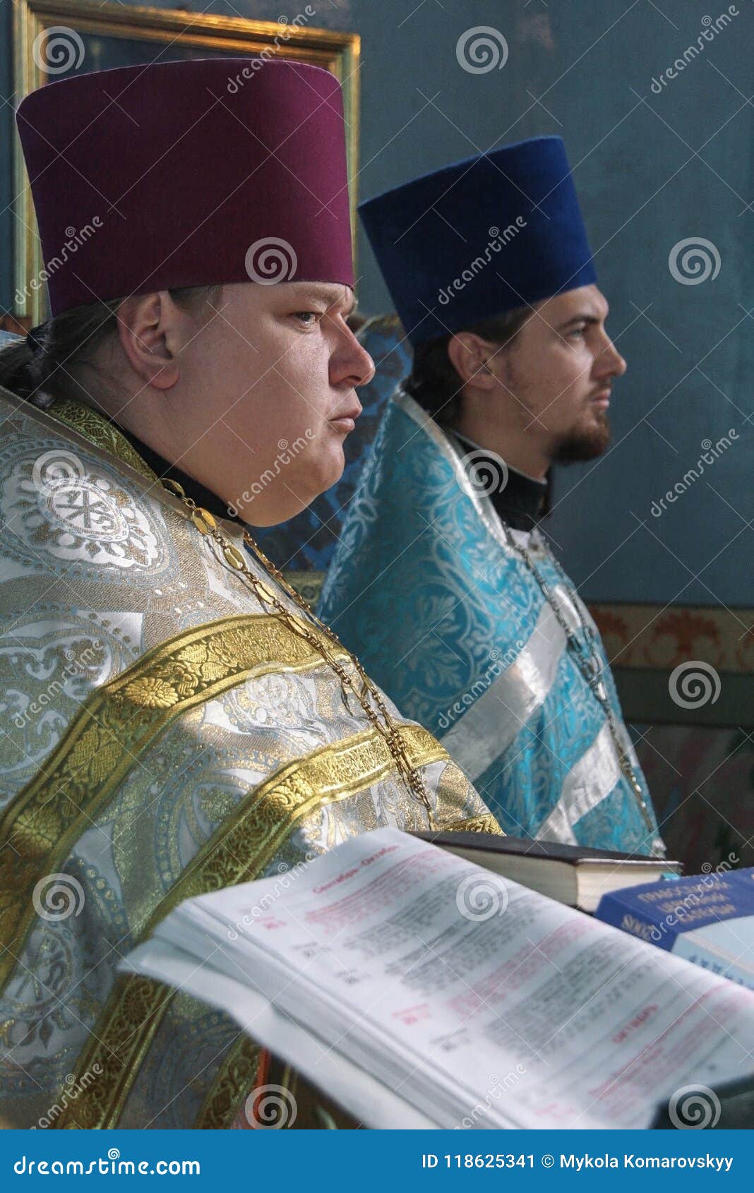 Padres ortodoxos na igreja foto editorial. Imagem de cristianismo ...