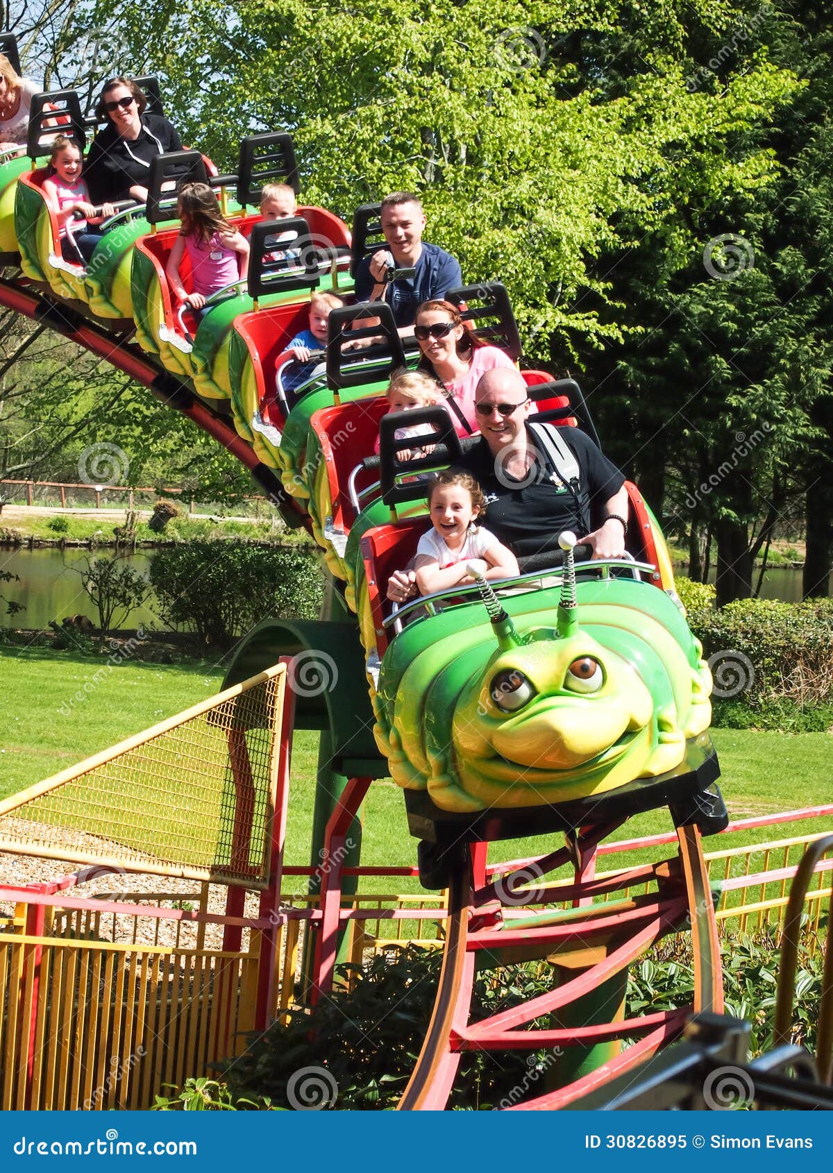 Padres Y Niños En Un Roller Coaster Imagen editorial - Imagen de paseo ...