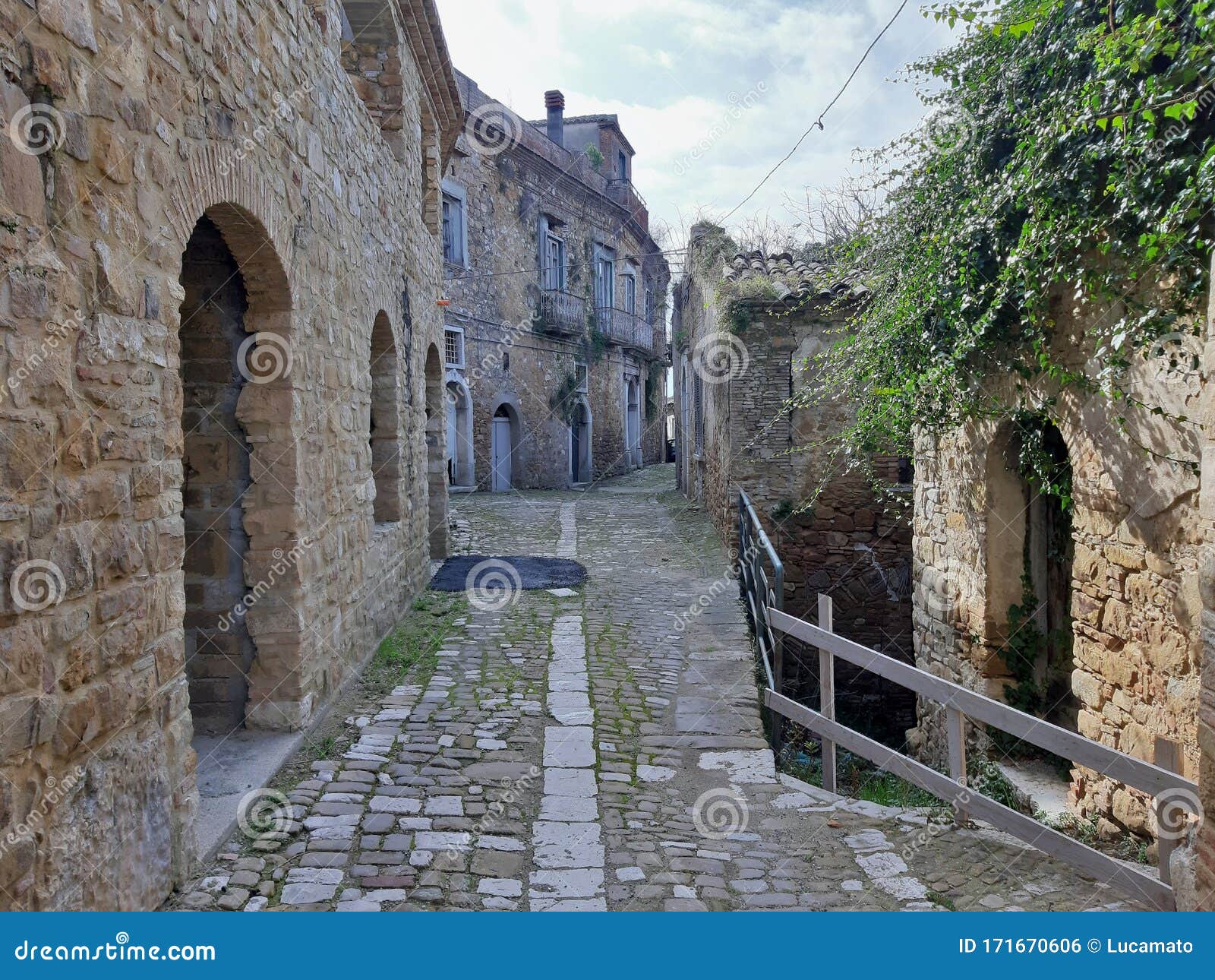 Paduli - Accesso Al Borgo Vecchio Da Porta Columbro Editorial Photo ...