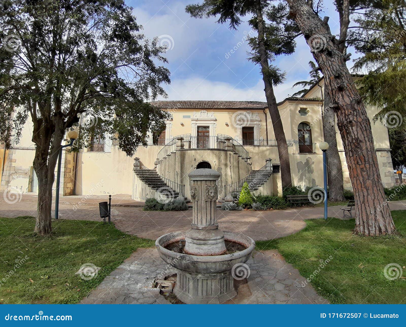 Paduli - Fontana Della Villa Comunale Editorial Photography - Image of ...