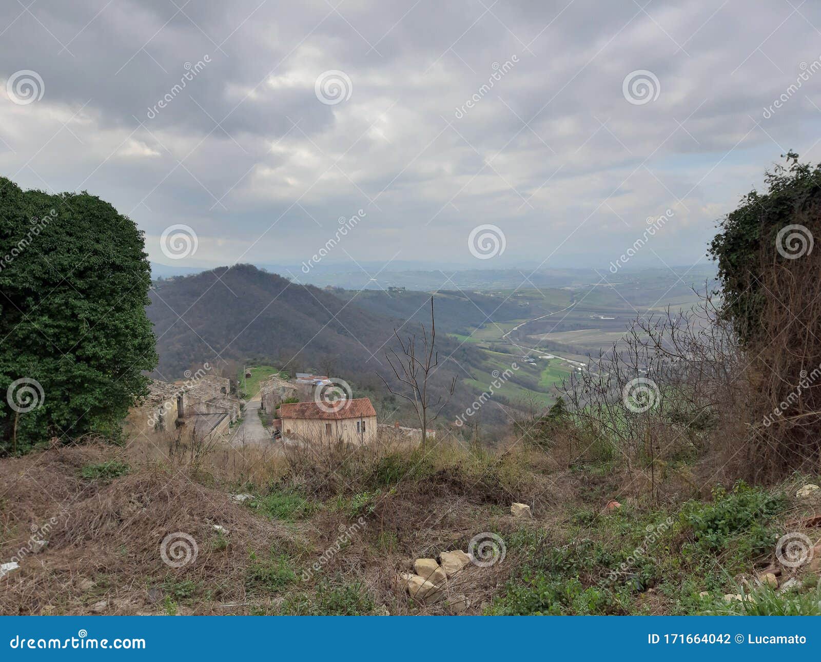 Paduli - Panorama Dal Borgo Fantasma Editorial Photography - Image of ...