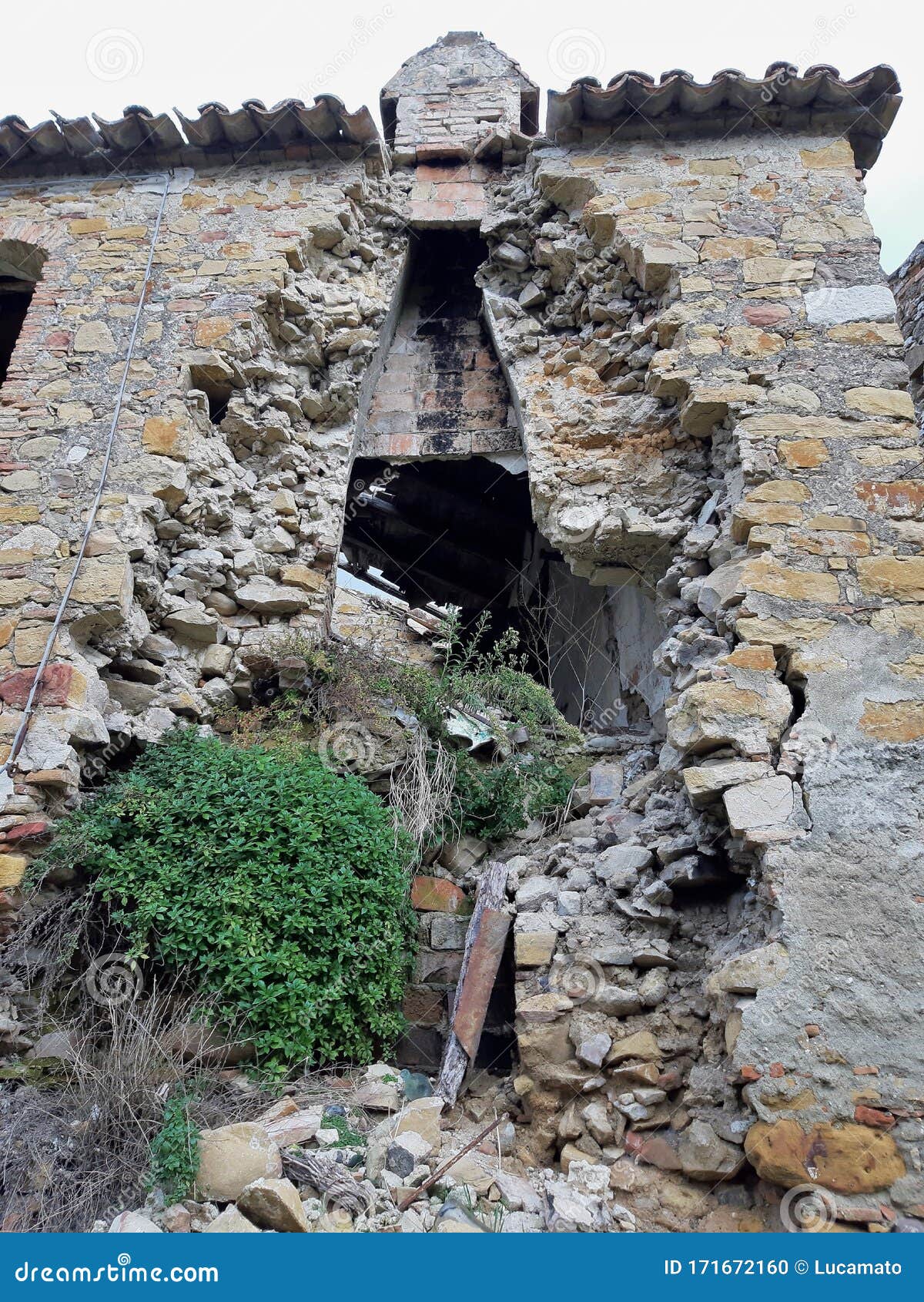 Paduli - Parete Crollata Del Vecchio Borgo Editorial Image - Image of ...