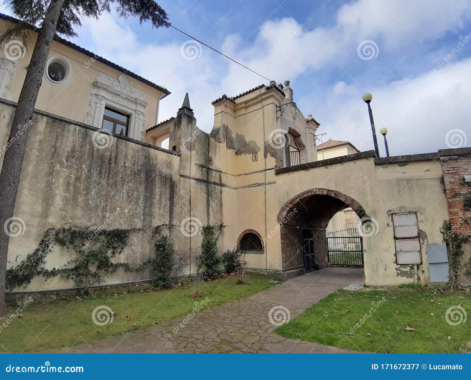 Paduli - Scorcio Del Palazzo Ducale Dalla Villa Comunale Editorial ...