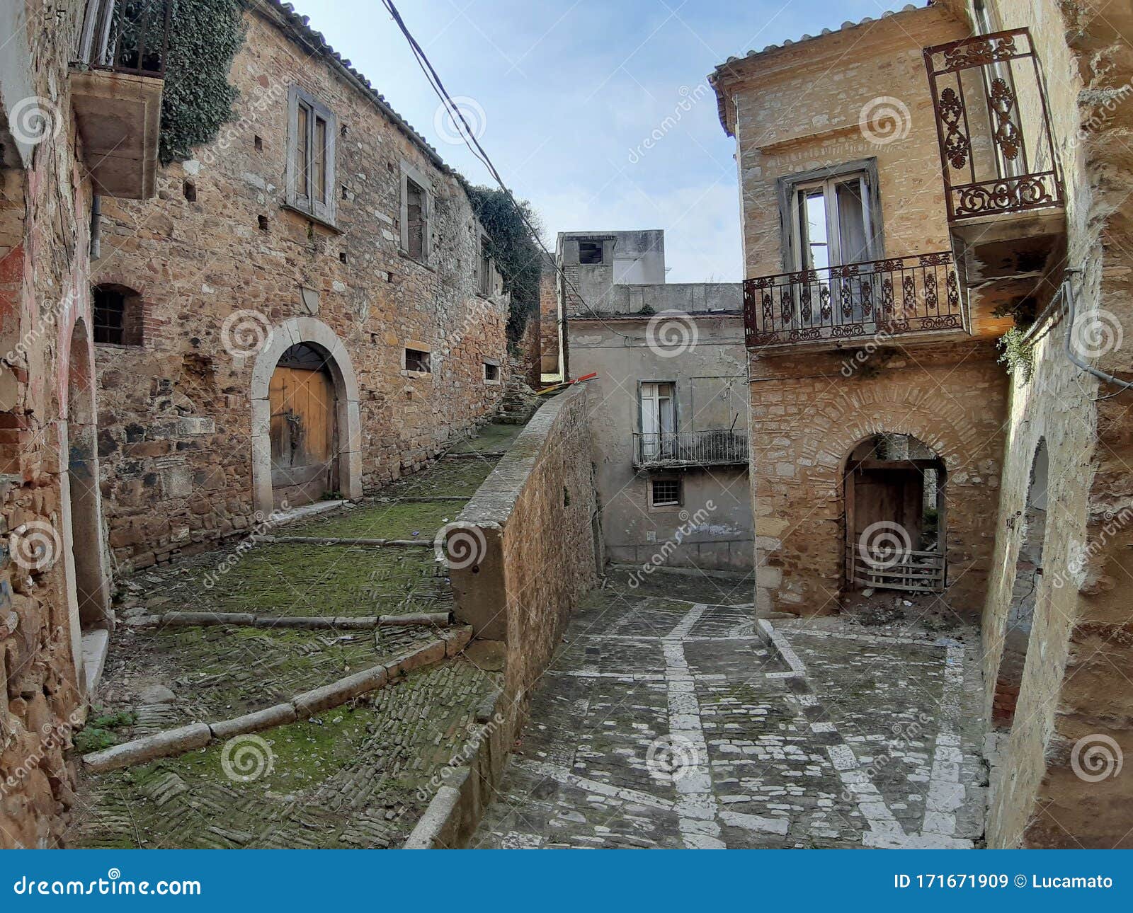 Paduli - Vicoli Del Vecchio Borgo Editorial Stock Image - Image of ...