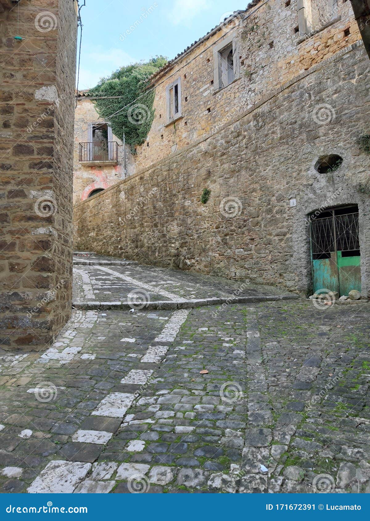 Paduli - Vicolo Al Borgo Vecchio Editorial Photo - Image of collapse ...