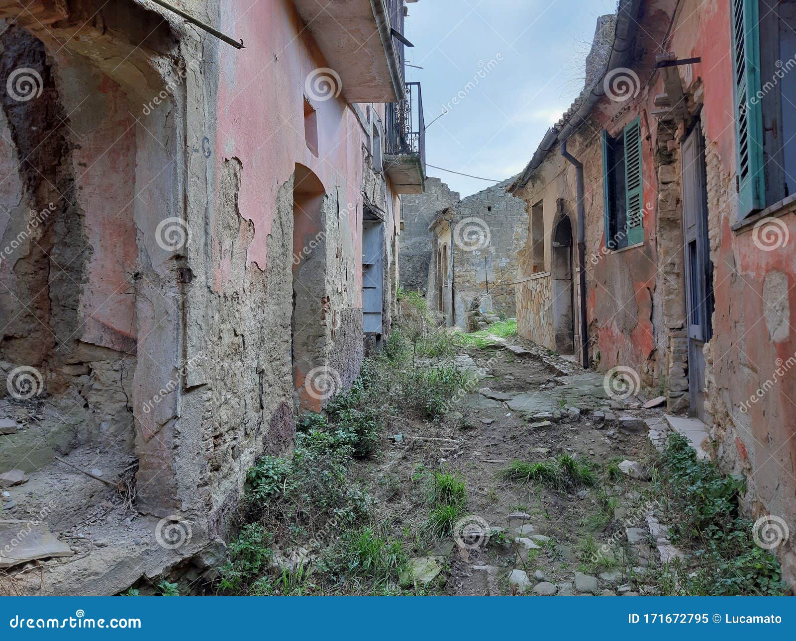 Paduli - Vicolo Fatiscente Del Vecchio Borgo Editorial Image - Image of ...