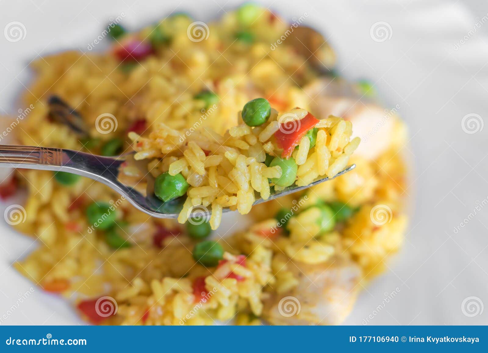Paella Con Pollo Y Marisco En Plato Blanco Foto de archivo - Imagen de ...