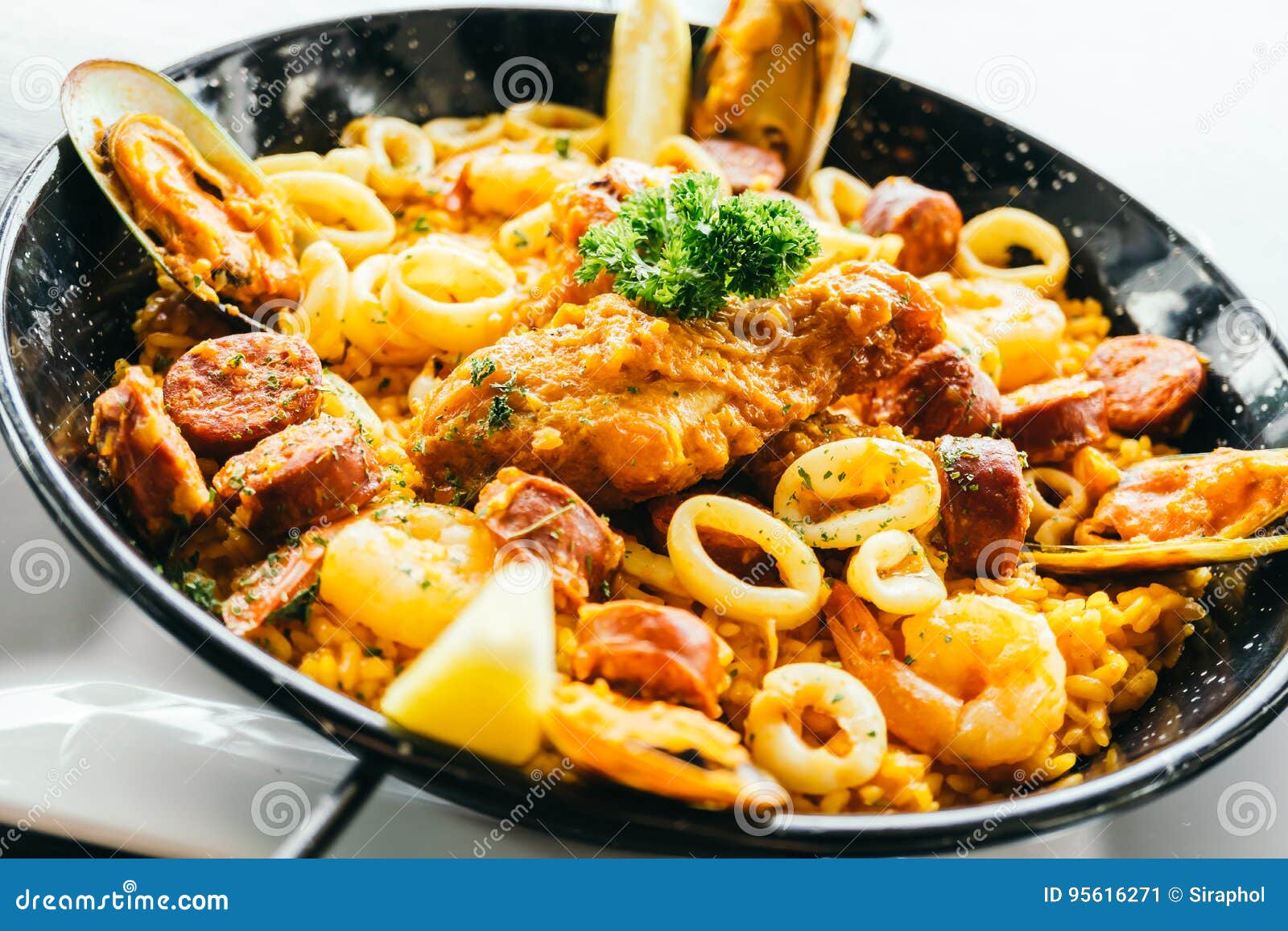 Paella de Spanich imagen de archivo. Imagen de cocina - 95616271